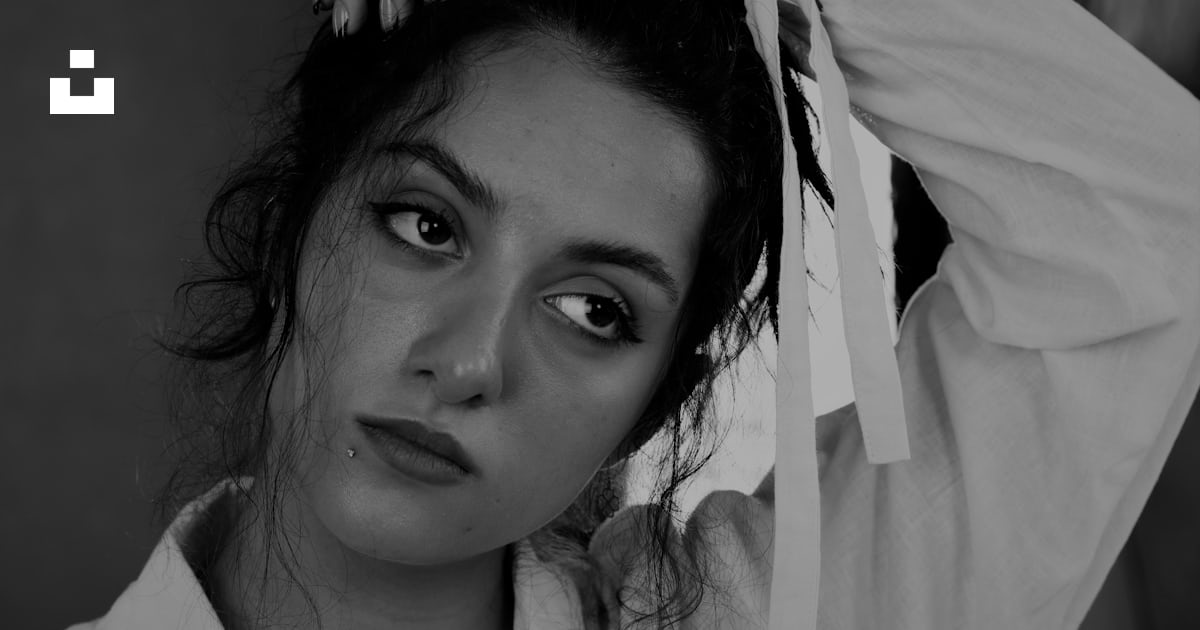 Foto Una Foto En Blanco Y Negro De Una Mujer Con Las Manos En La Cabeza