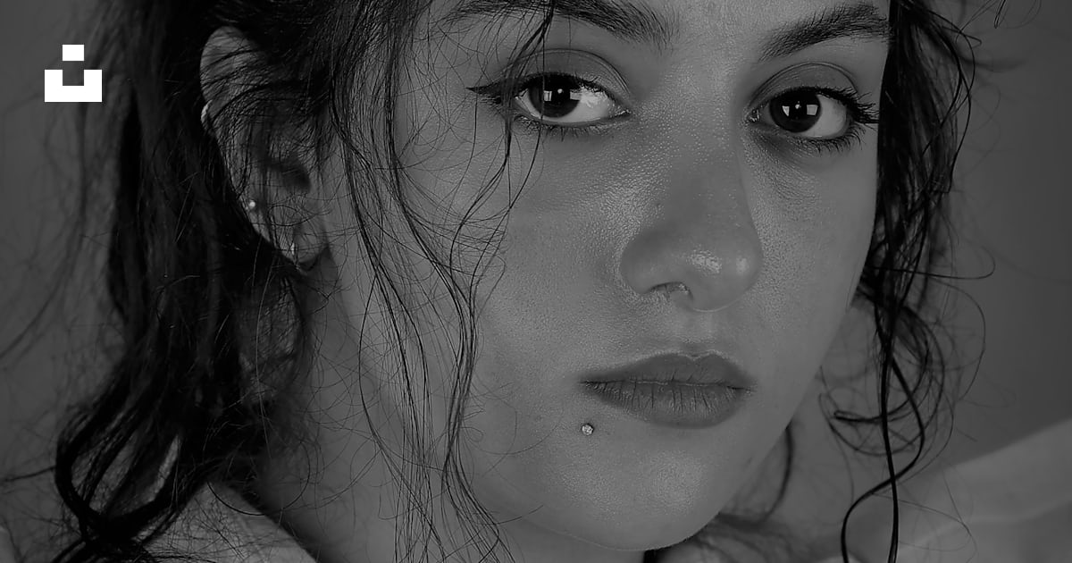Foto Una Foto En Blanco Y Negro De Una Mujer Con Las Manos En La Cabeza