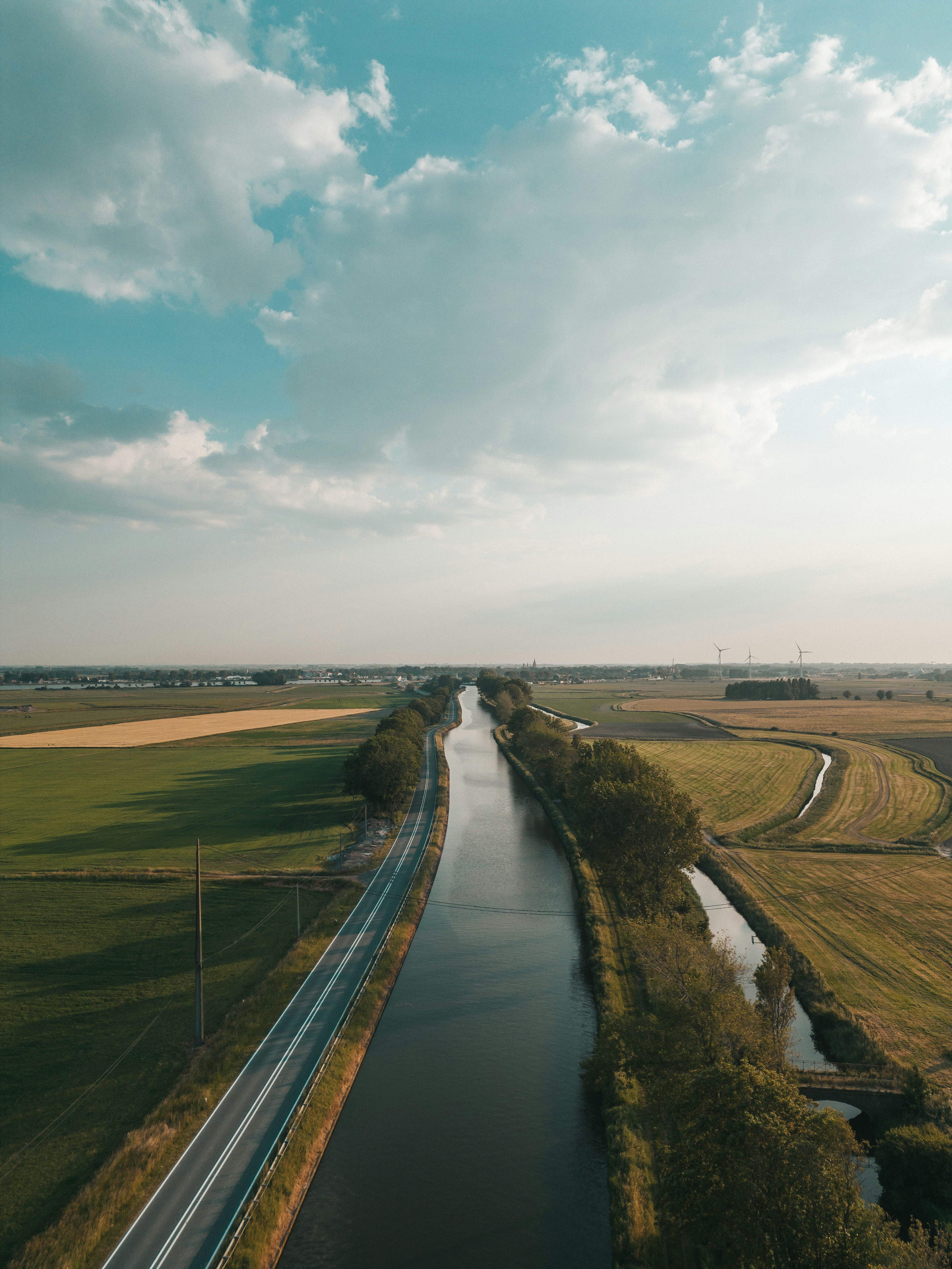 Une rivière qui coule à travers une campagne verdoyante photo – Photo ...