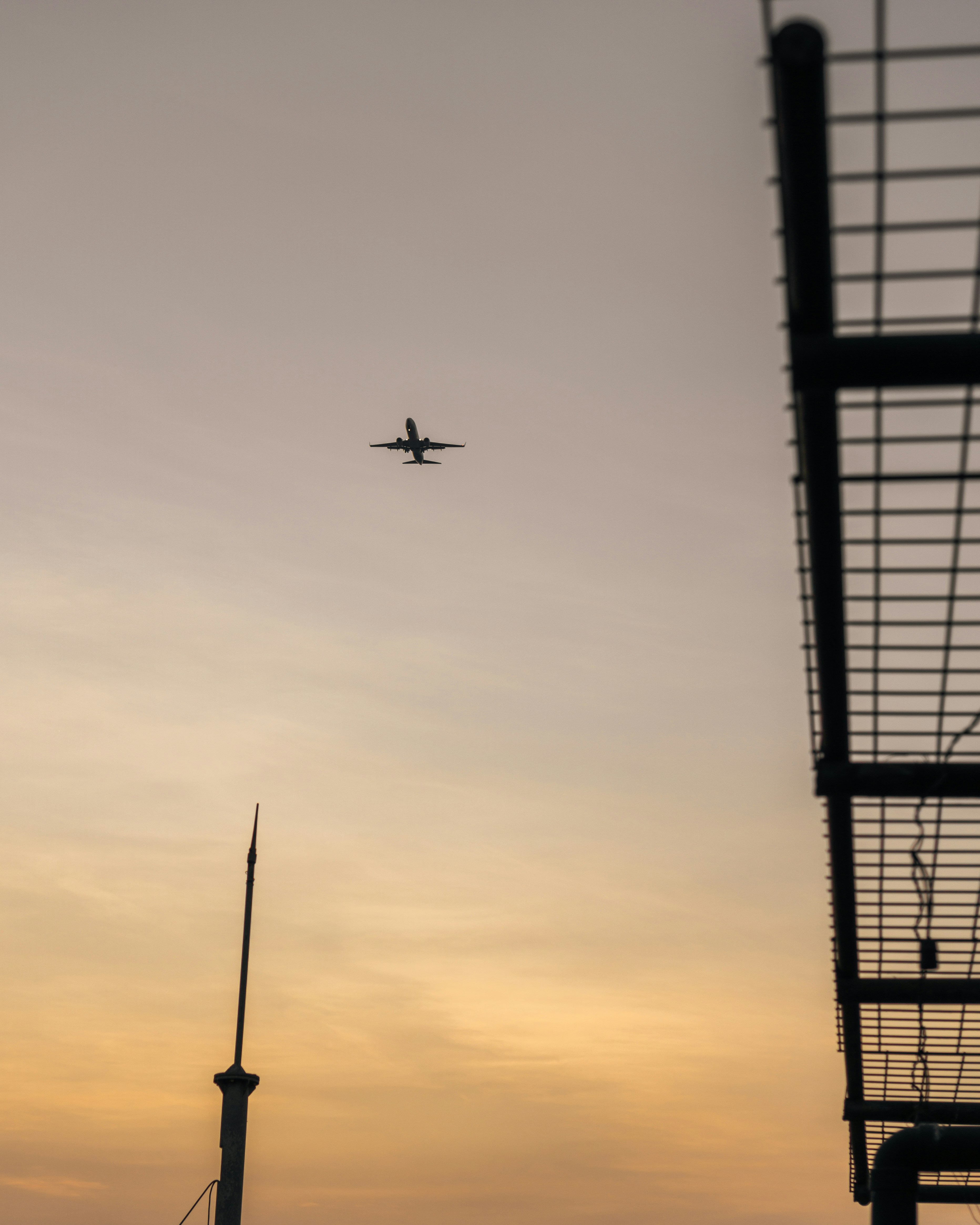 Un avion survolant une éolienne au coucher du soleil photo – Photo Ciel ...