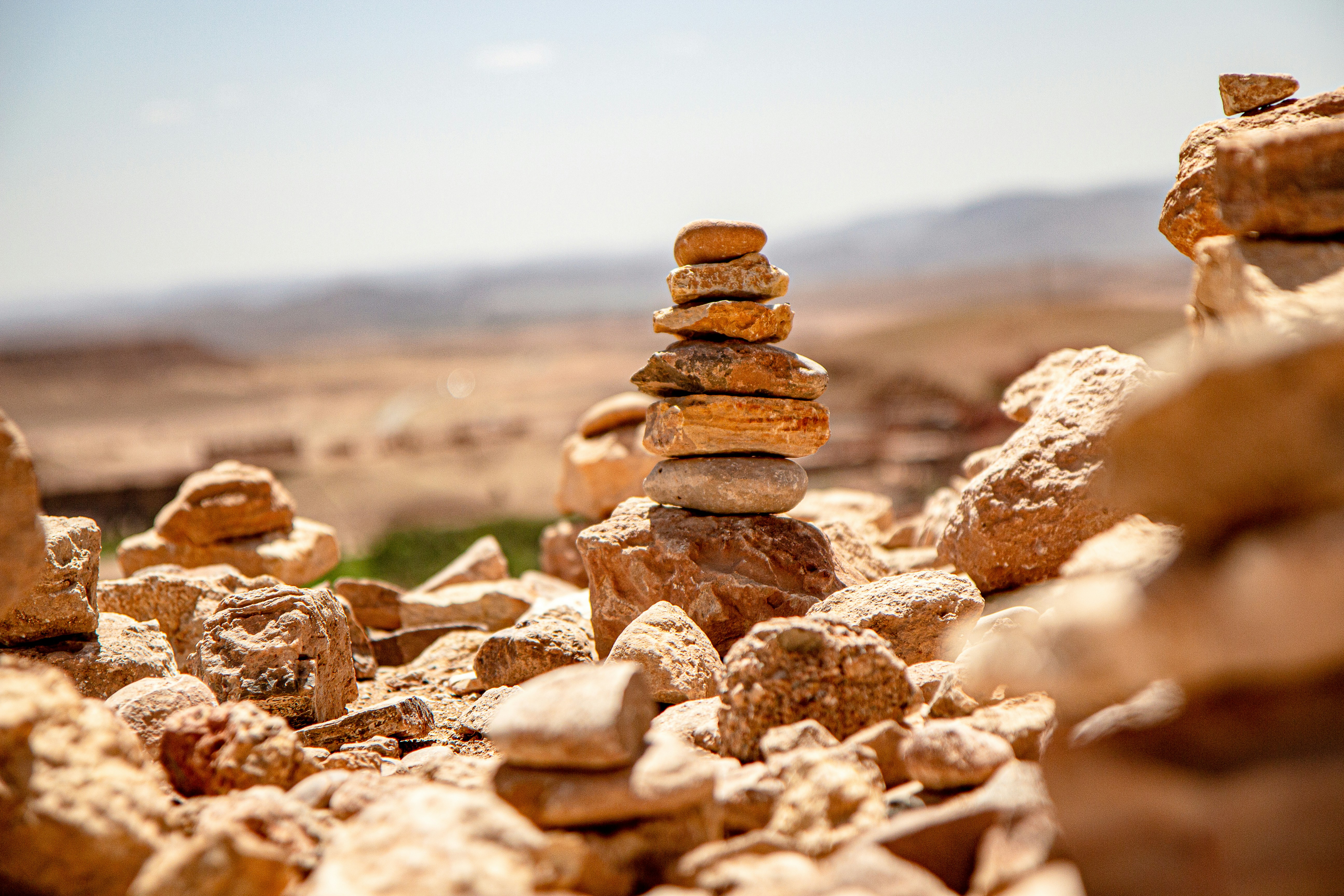 Un tas de roches empilées les unes sur les autres photo – Photo Marokko ...