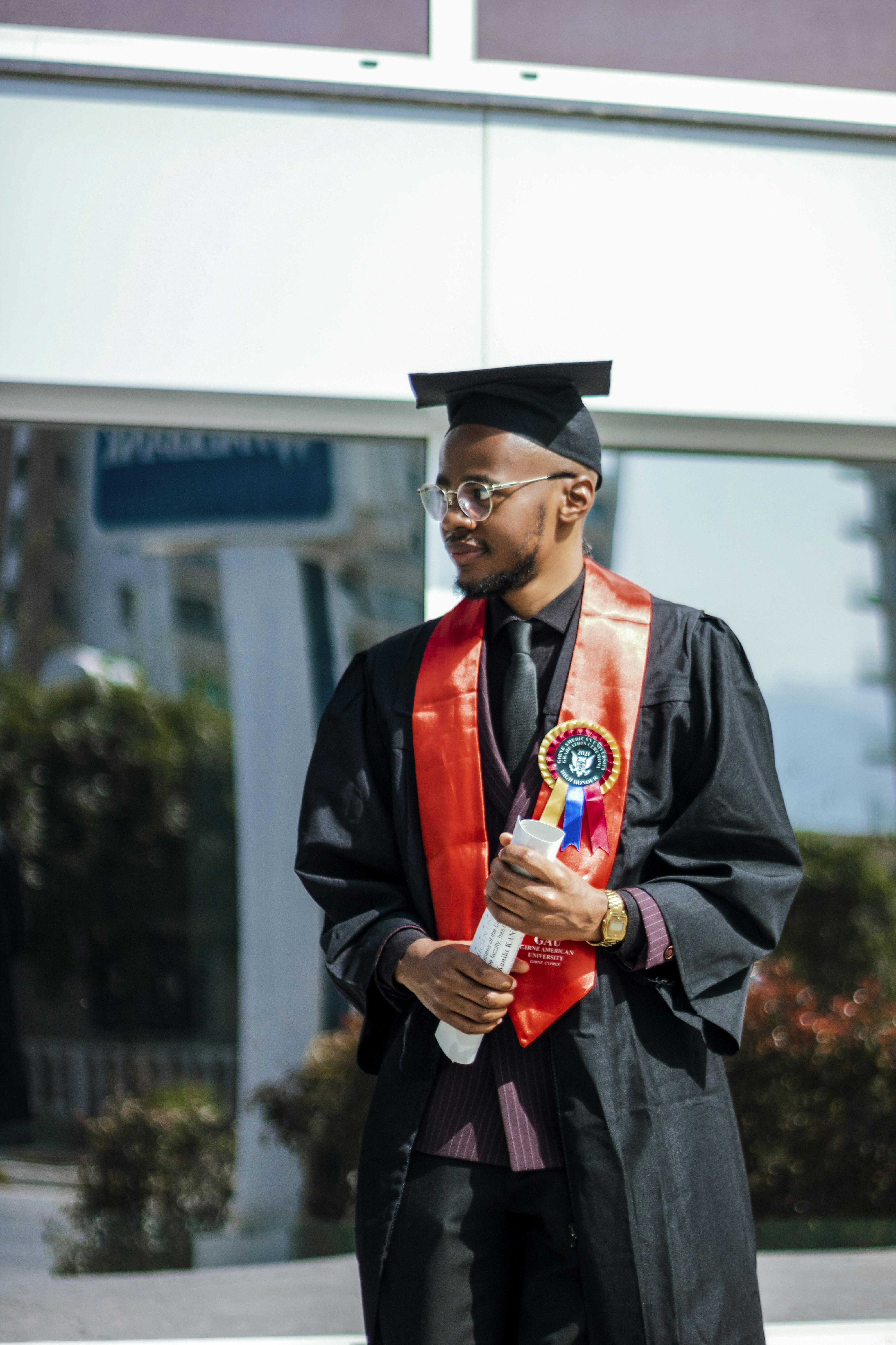 Un homme en robe de graduation tenant un diplôme photo – Image gratuite ...