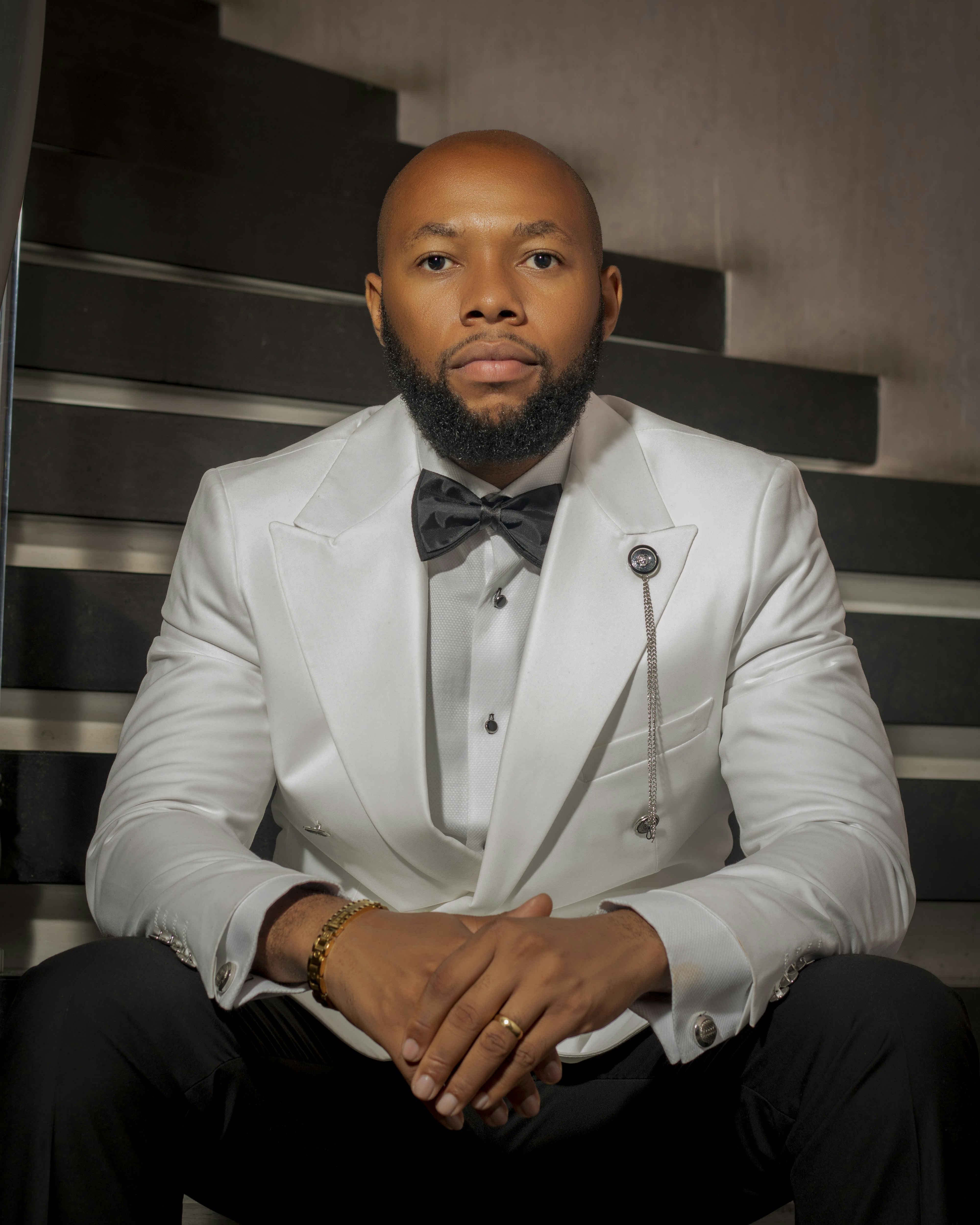 Foto zum Thema Ein mann im weißen anzug sitzt – Kostenloses Bild zu # ...