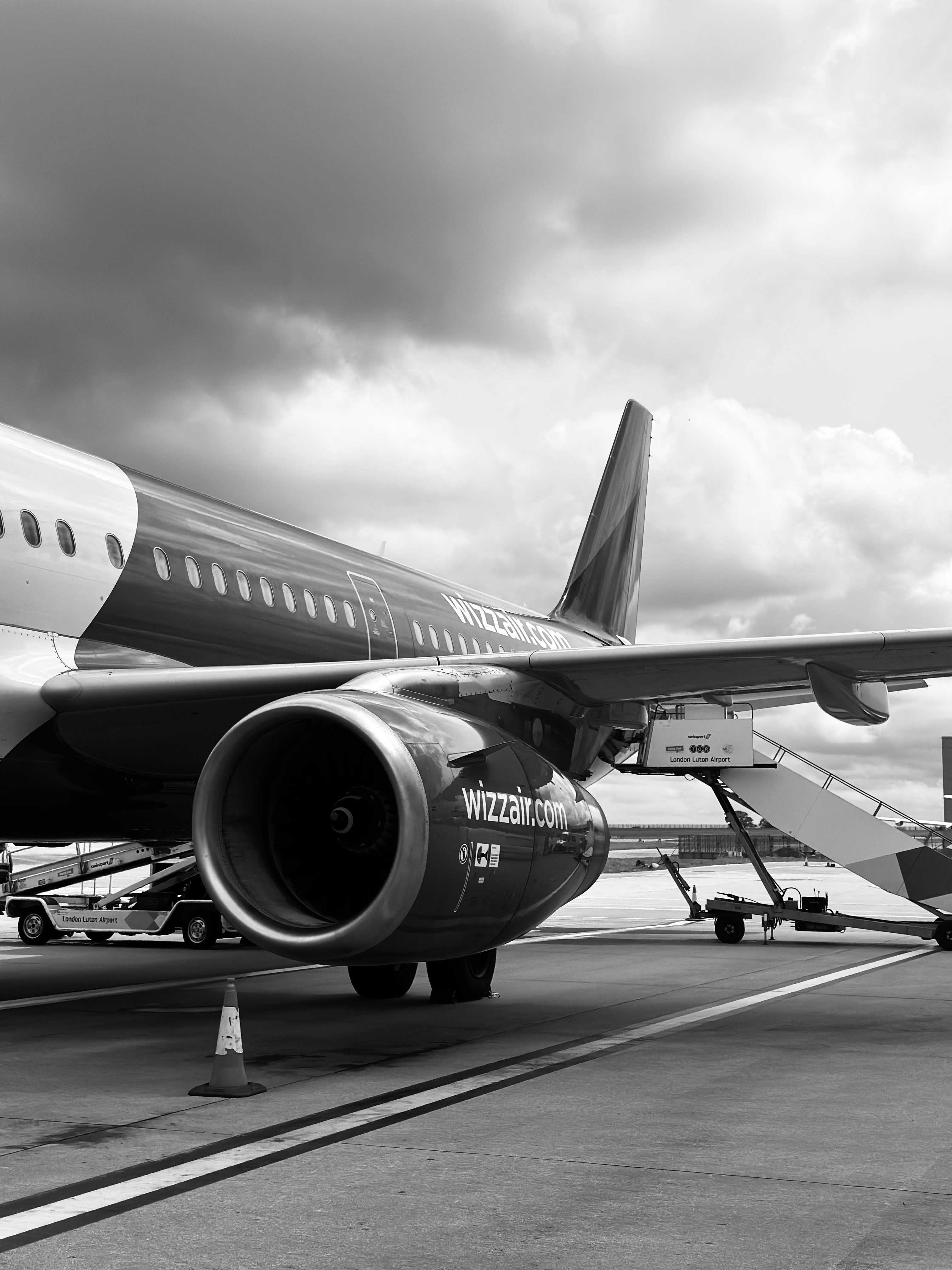 Foto Un gran avión de pasajeros sentado encima de la pista de un ...