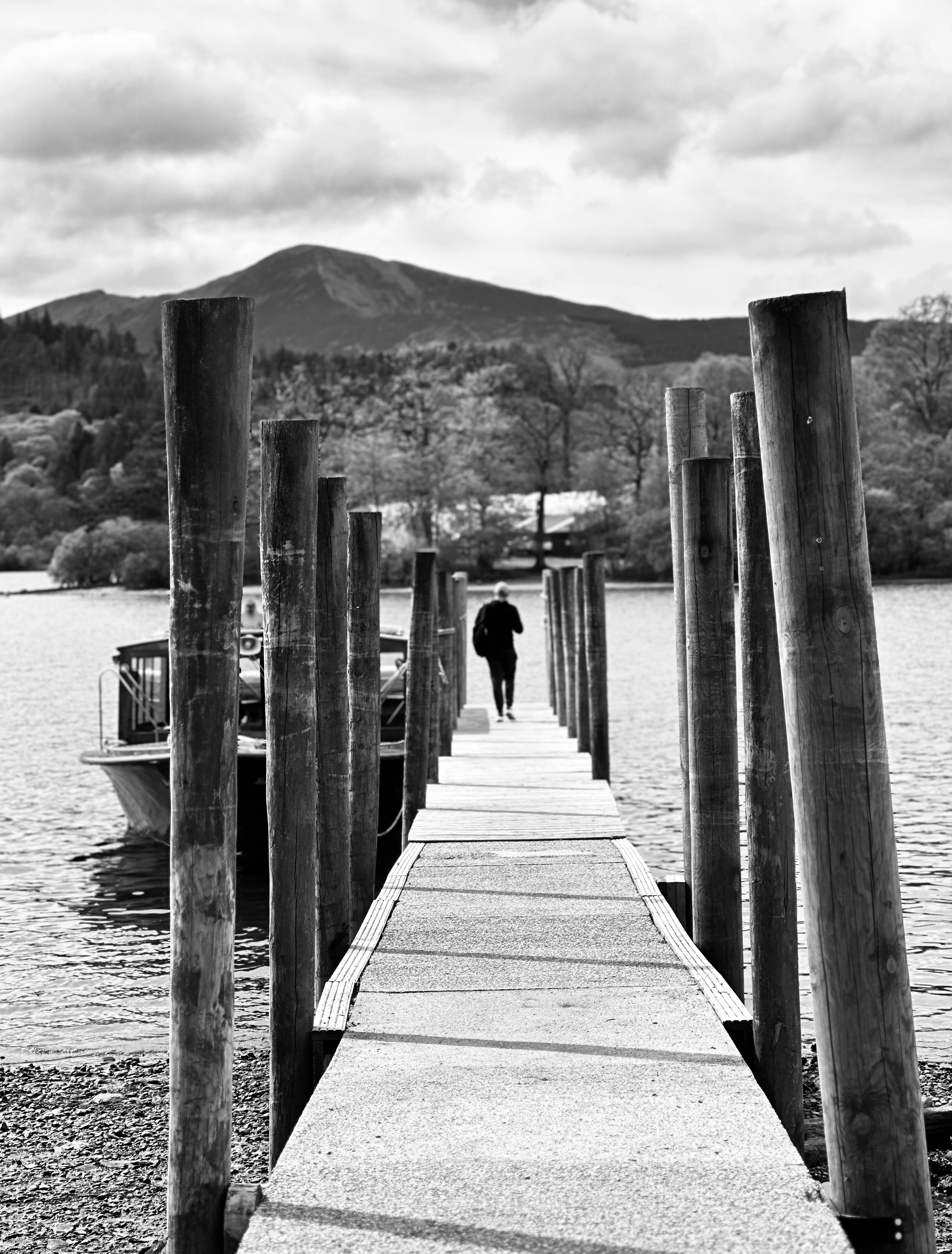 부두를 따라 수역을 향해 걸어가는 사람 사진 – Unsplash의 무료 케직 이미지