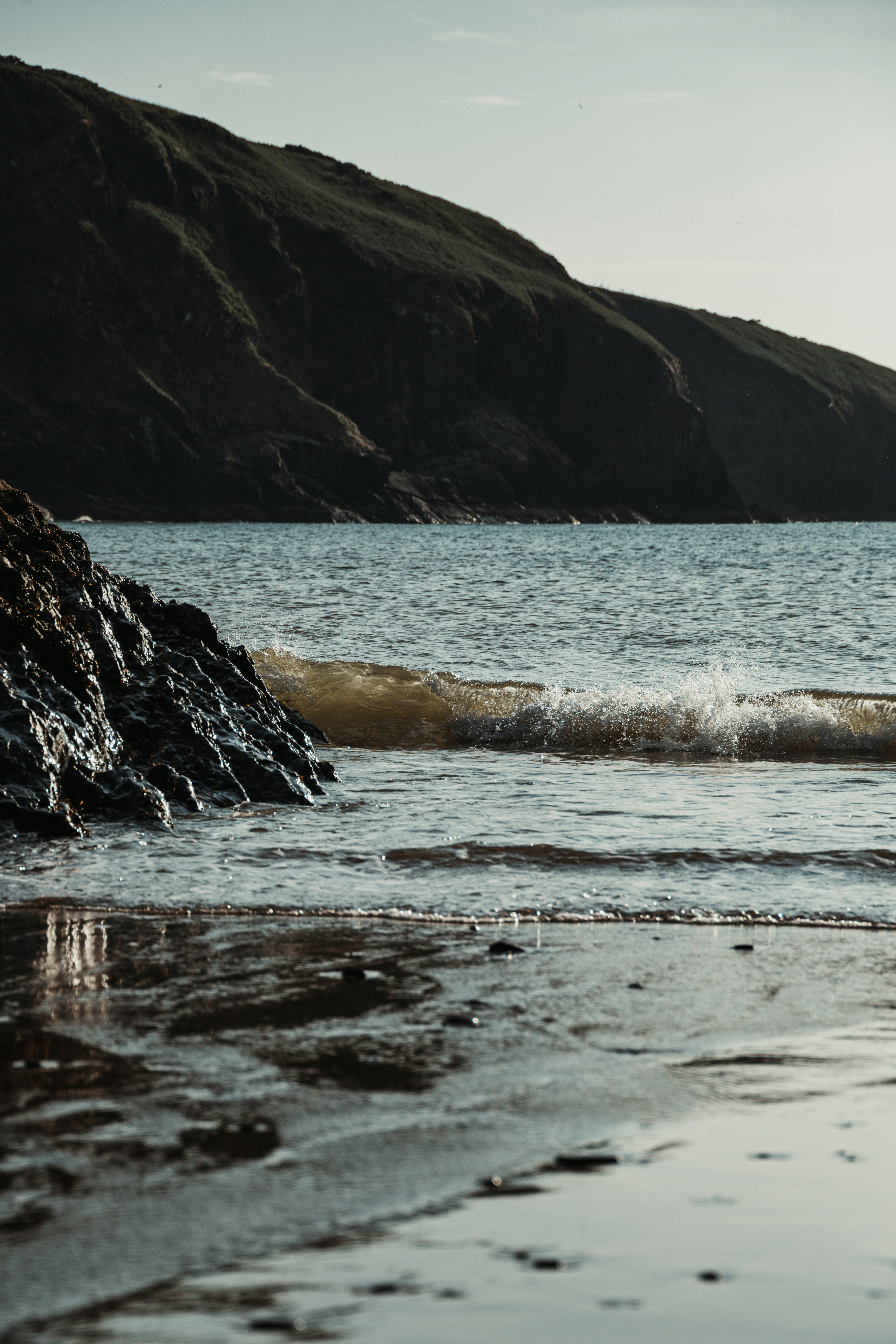 Une personne sur une planche de surf au-dessus d’un plan d’eau photo ...