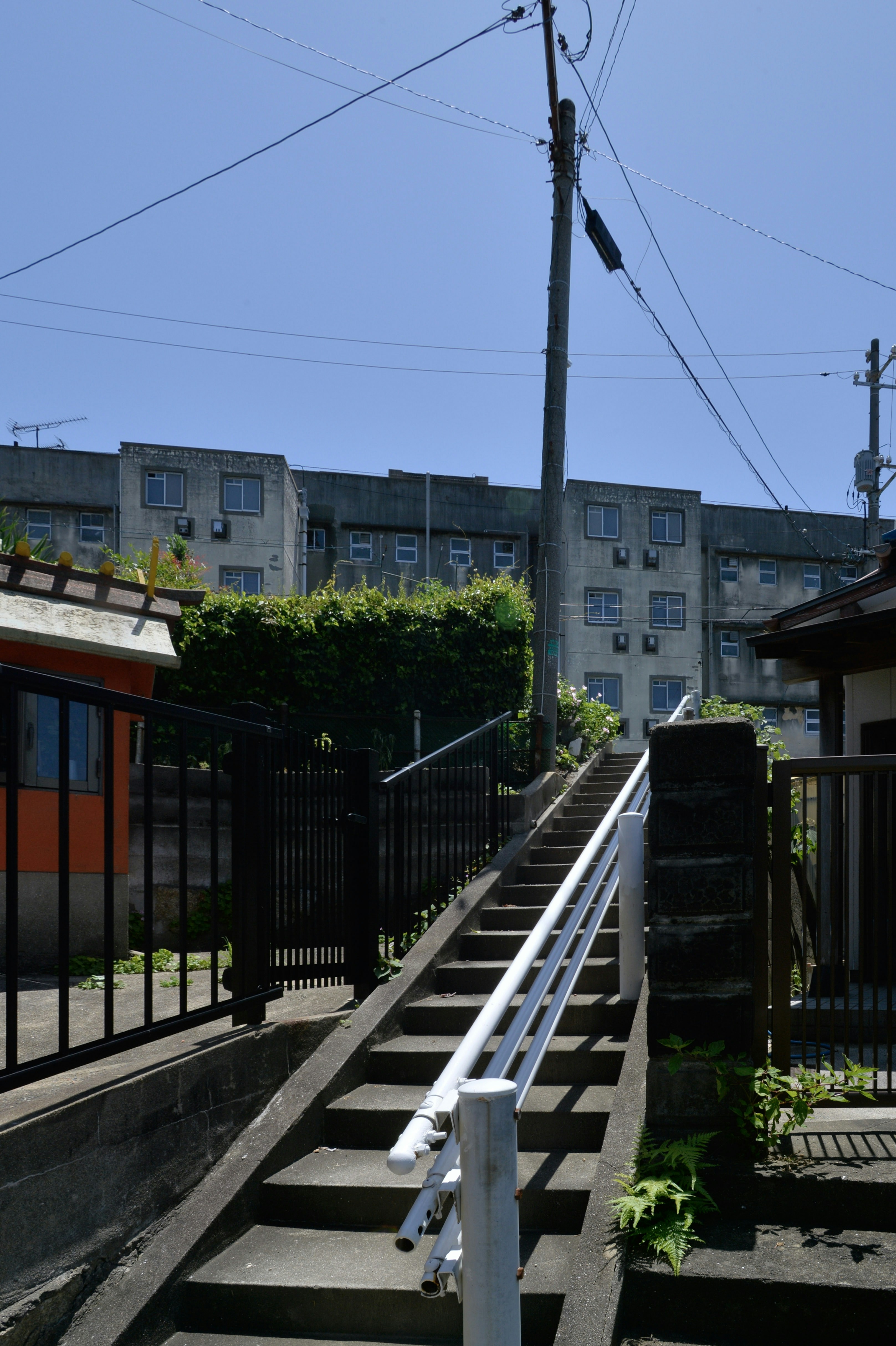 A set of stairs leading up to a building photo – Free 道 Image on Unsplash