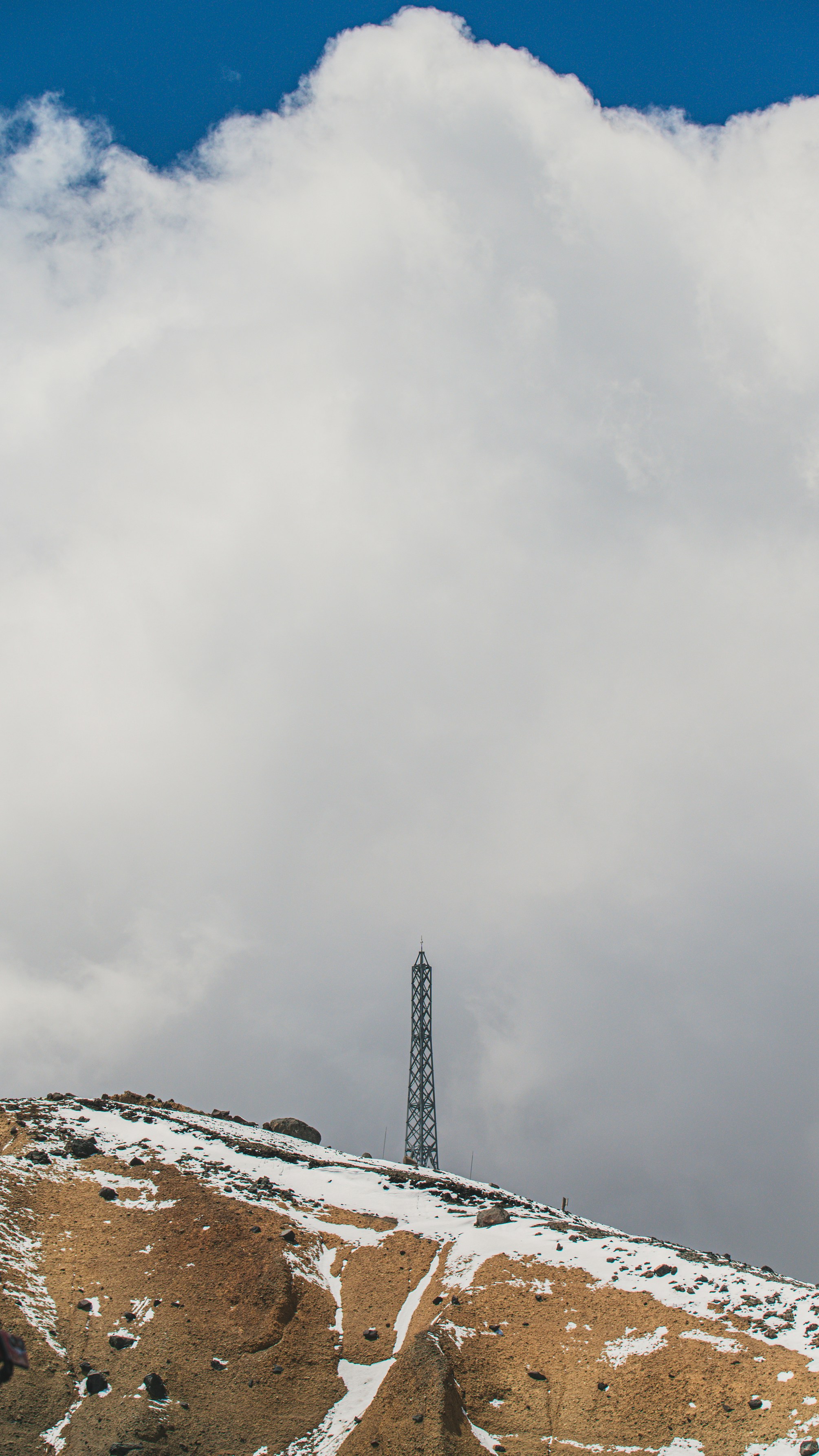 Une haute tour au sommet d’une colline enneigée photo – Photo Montagne ...