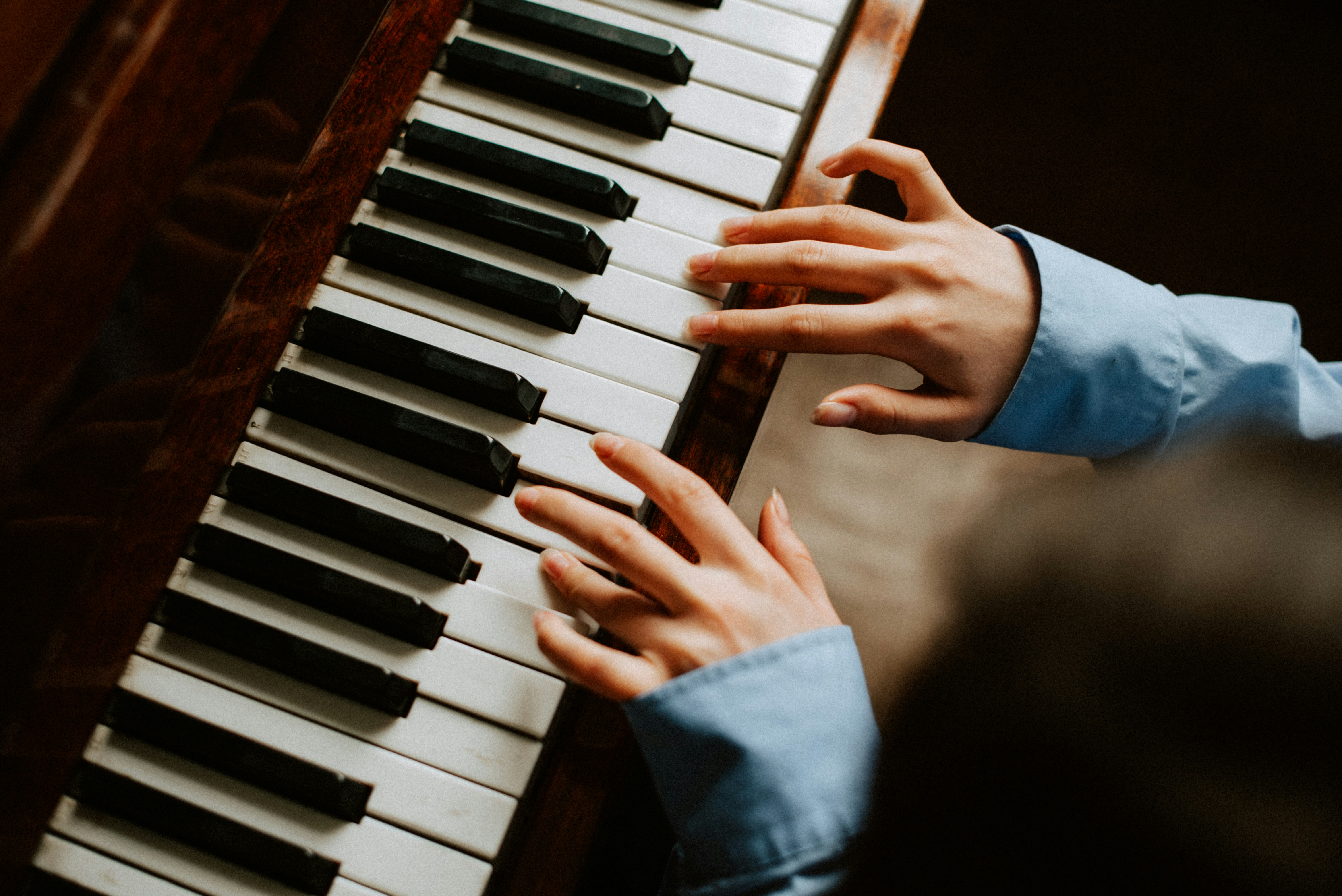 A person playing a piano with their hands photo – Free Man Image on ...