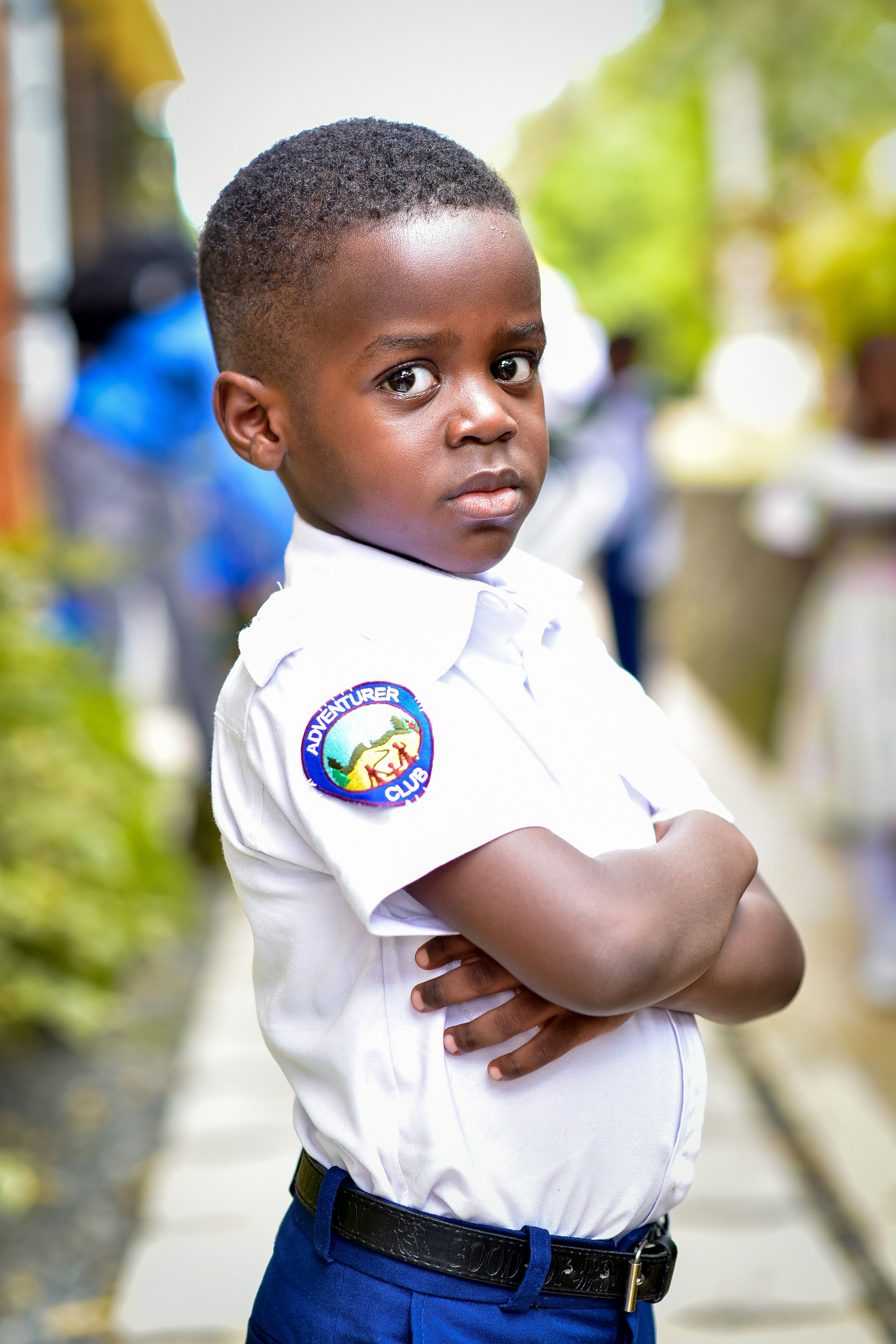 Un jeune garçon en uniforme pose pour une photo photo – Image gratuite ...
