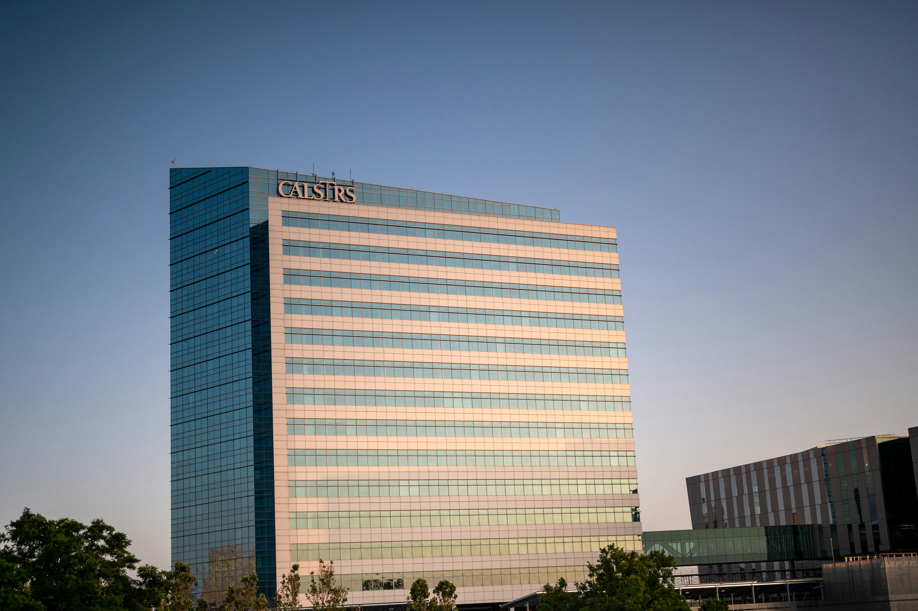 A tall building with a sky background photo – Free West sacramento ...