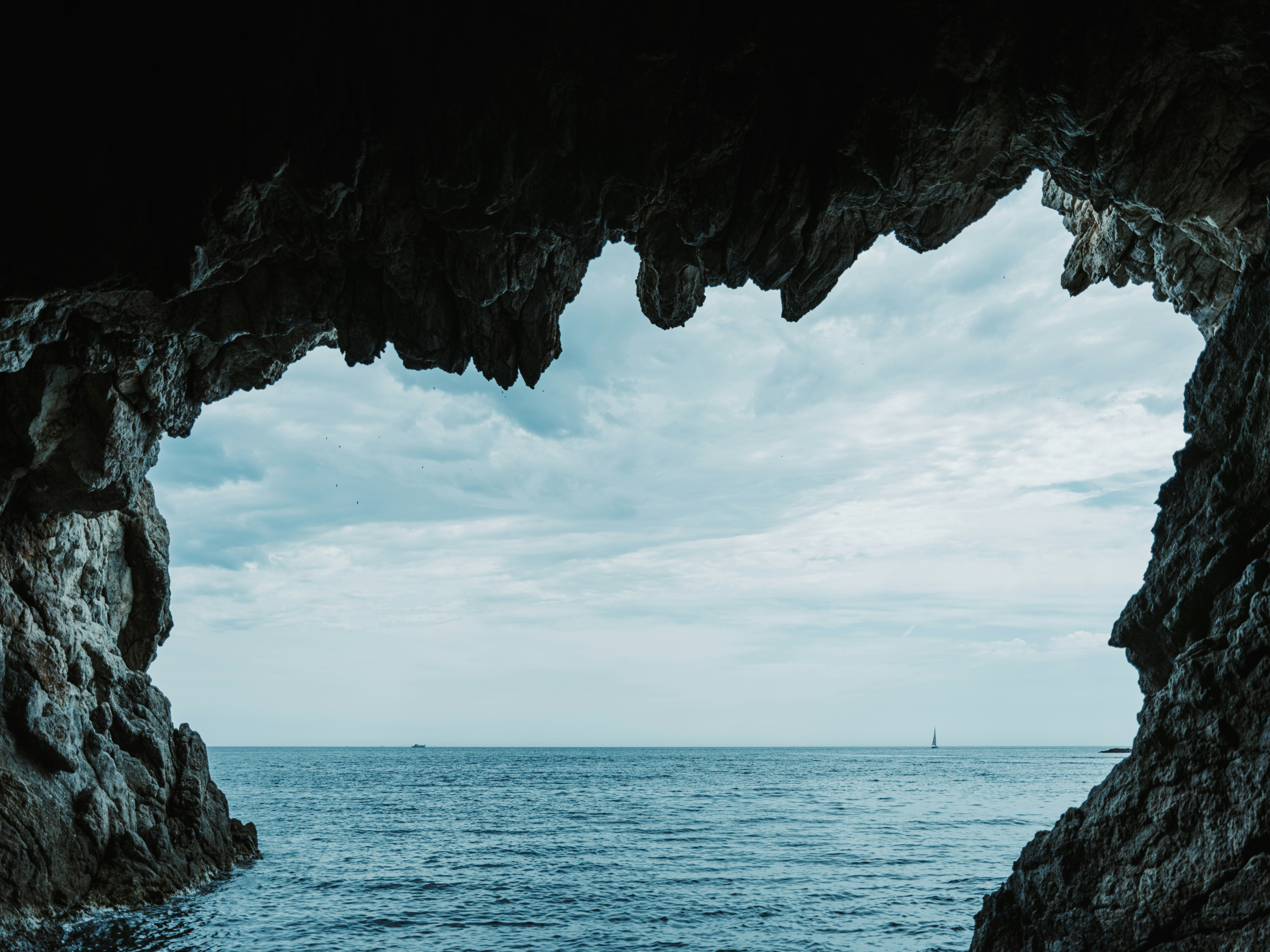 Une vue de l’océan de l’intérieur d’une grotte photo – Photo La nature ...