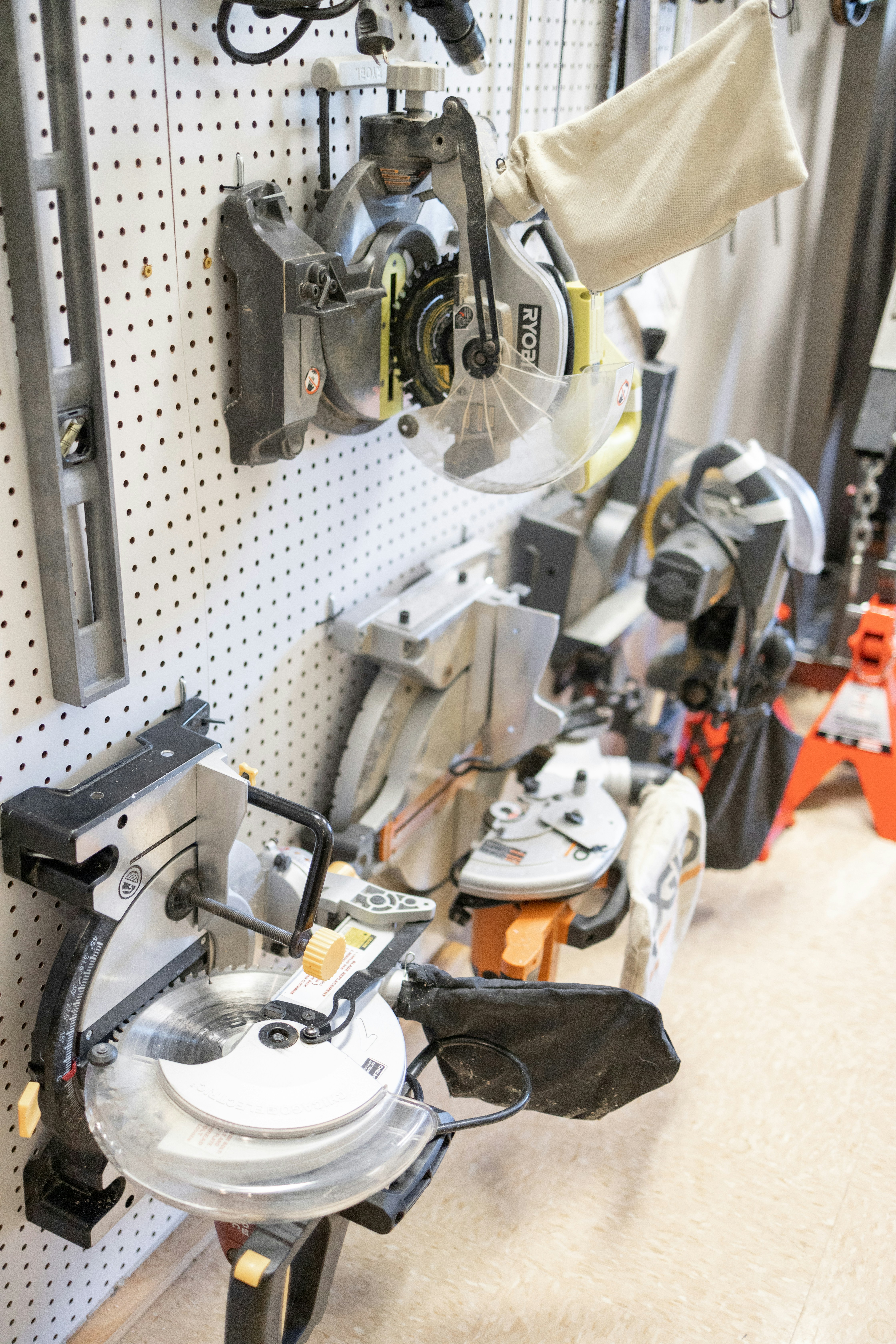 Un tas d’outils qui sont sur un mur photo – Photo Atelier Gratuite sur ...