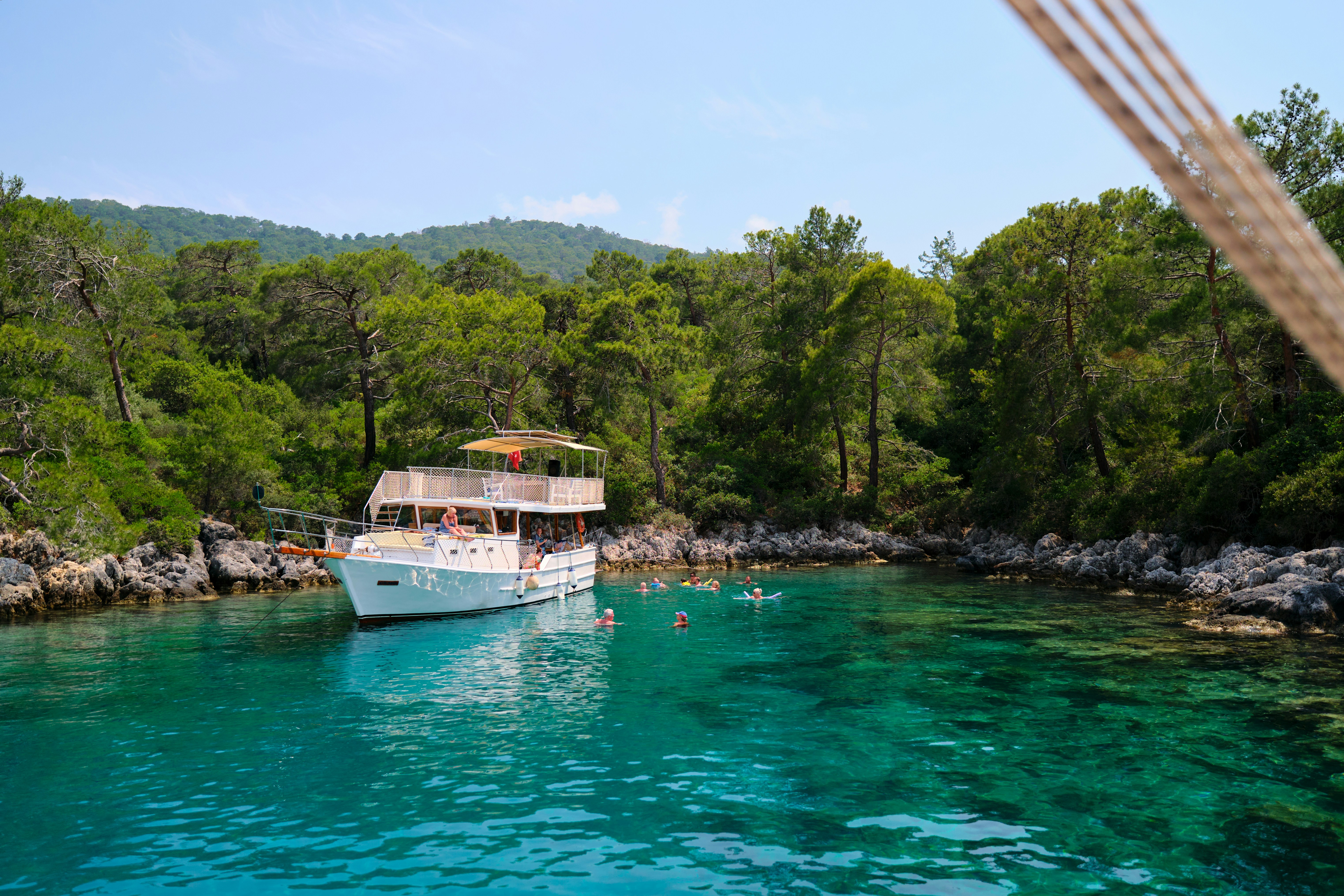 Foto Un bote en medio de un cuerpo de agua – Imagen Fethiye gratis en ...