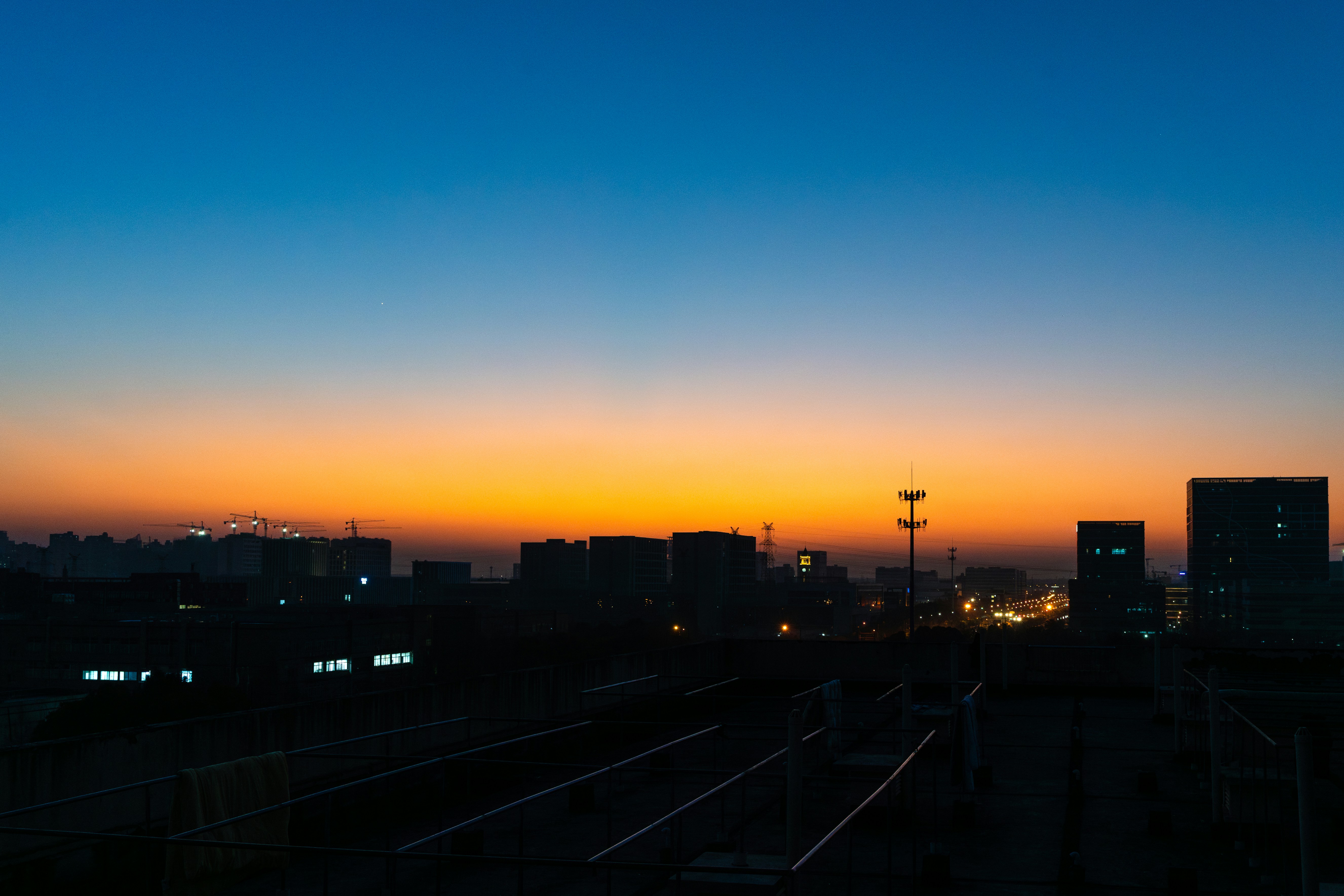 Rooftop Silhouette at Dusk: City Breath Between Sunset and Night