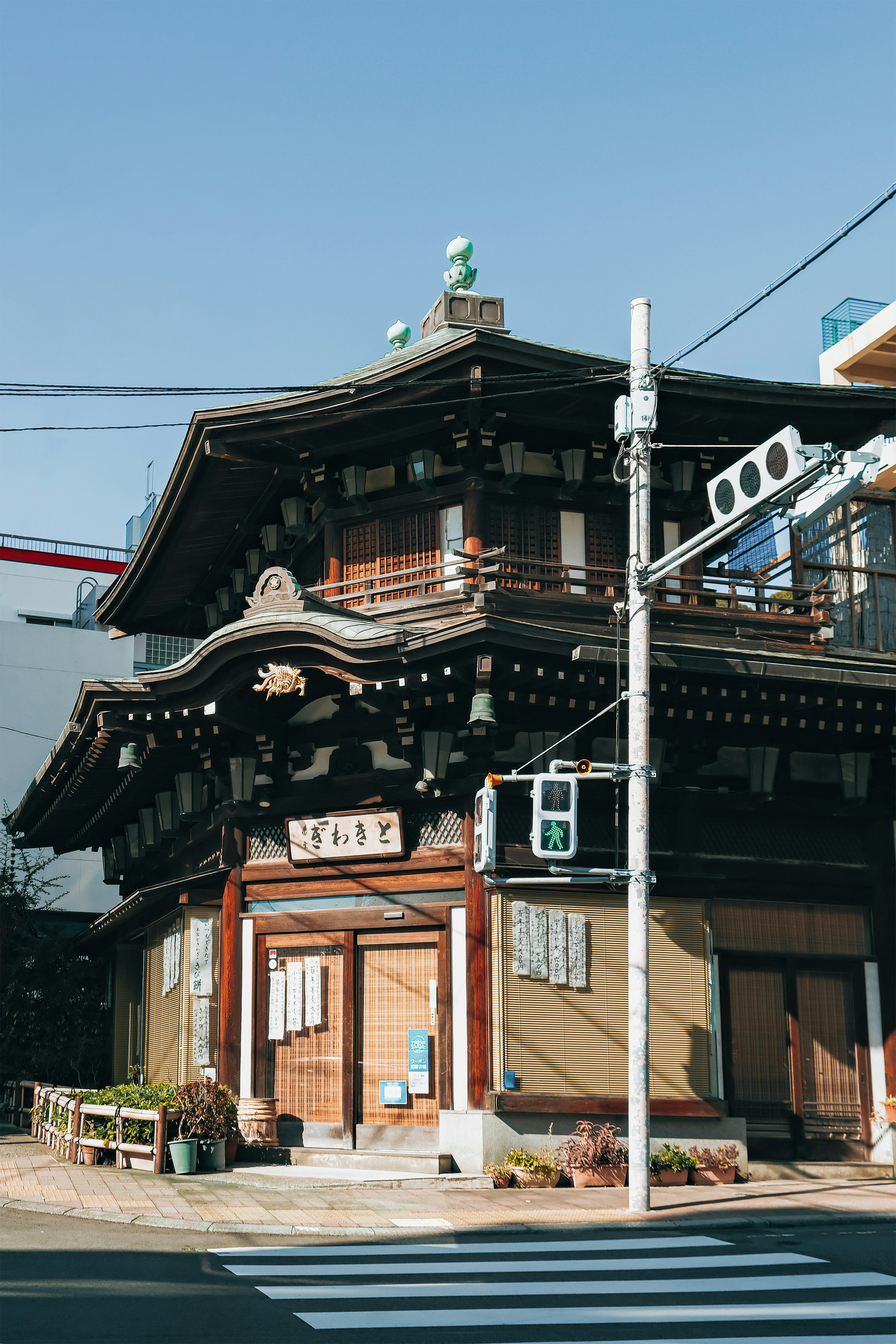 A street corner with a building on the corner photo – Free Japan Image ...