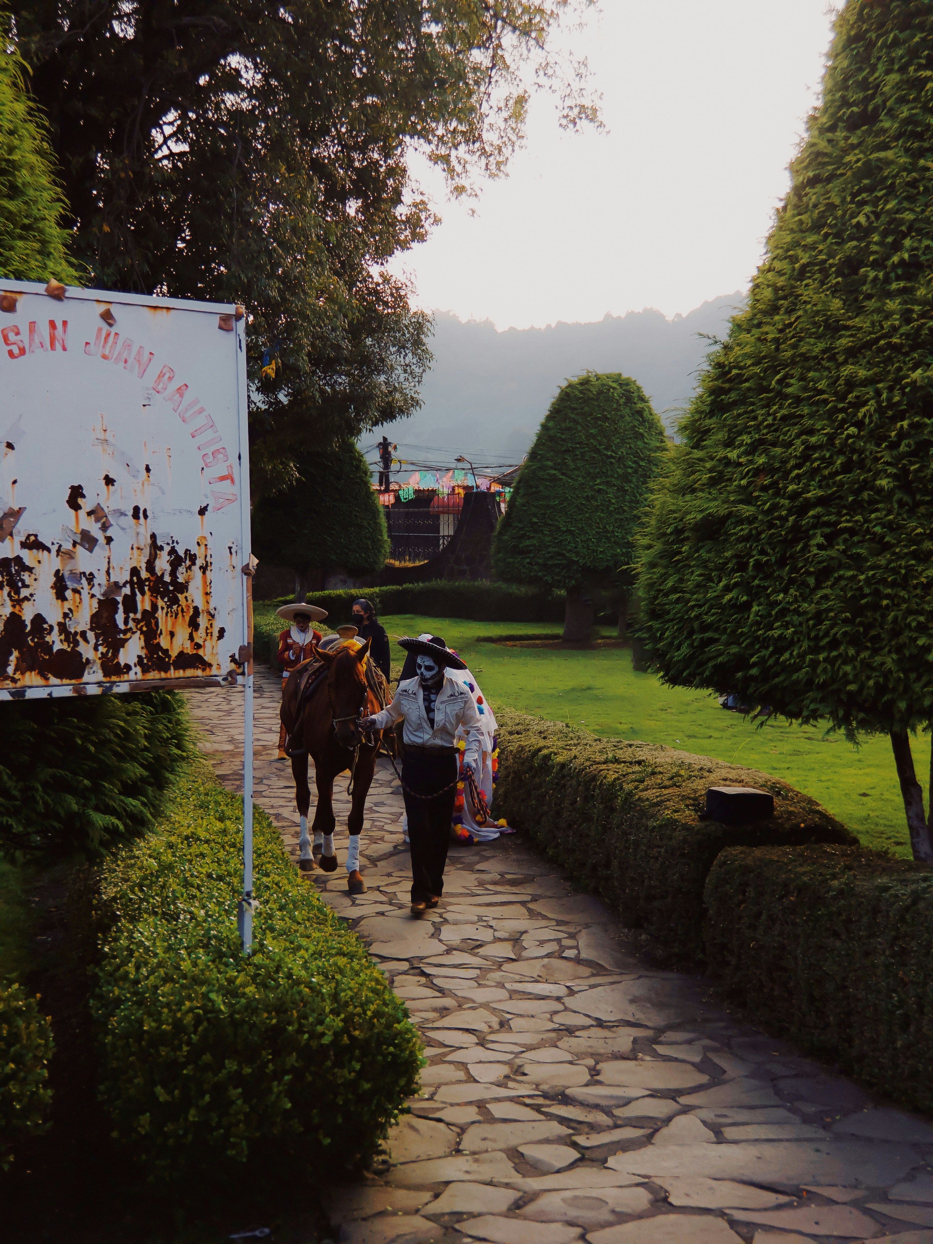 Foto Un par de personas que están caminando por un sendero – Imagen Día ...