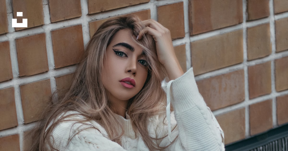 Una Mujer Sentada En El Suelo Con La Mano En La Cabeza Foto Imagen De