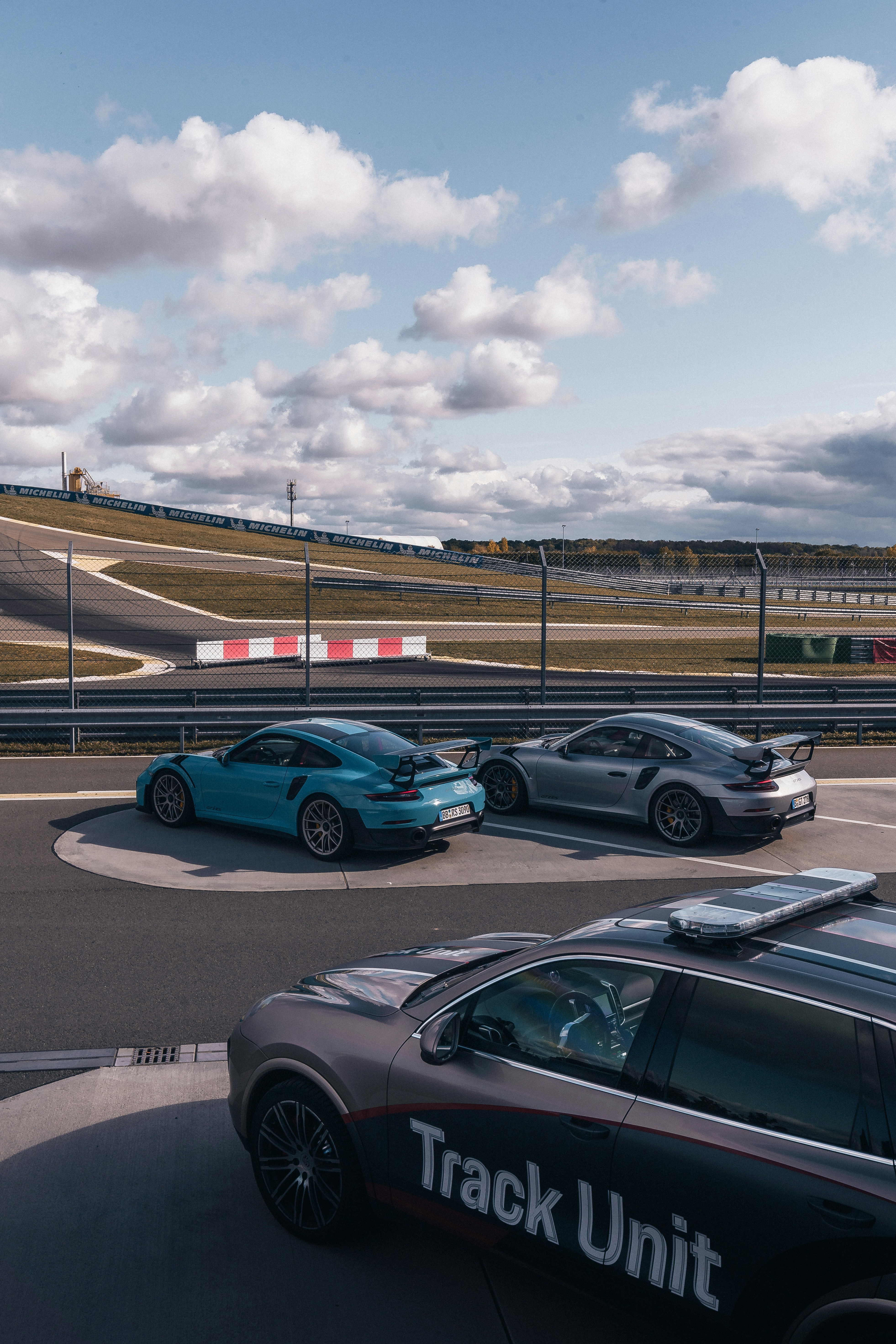 A group of cars driving around a track photo – Free Porsche leipzig ...
