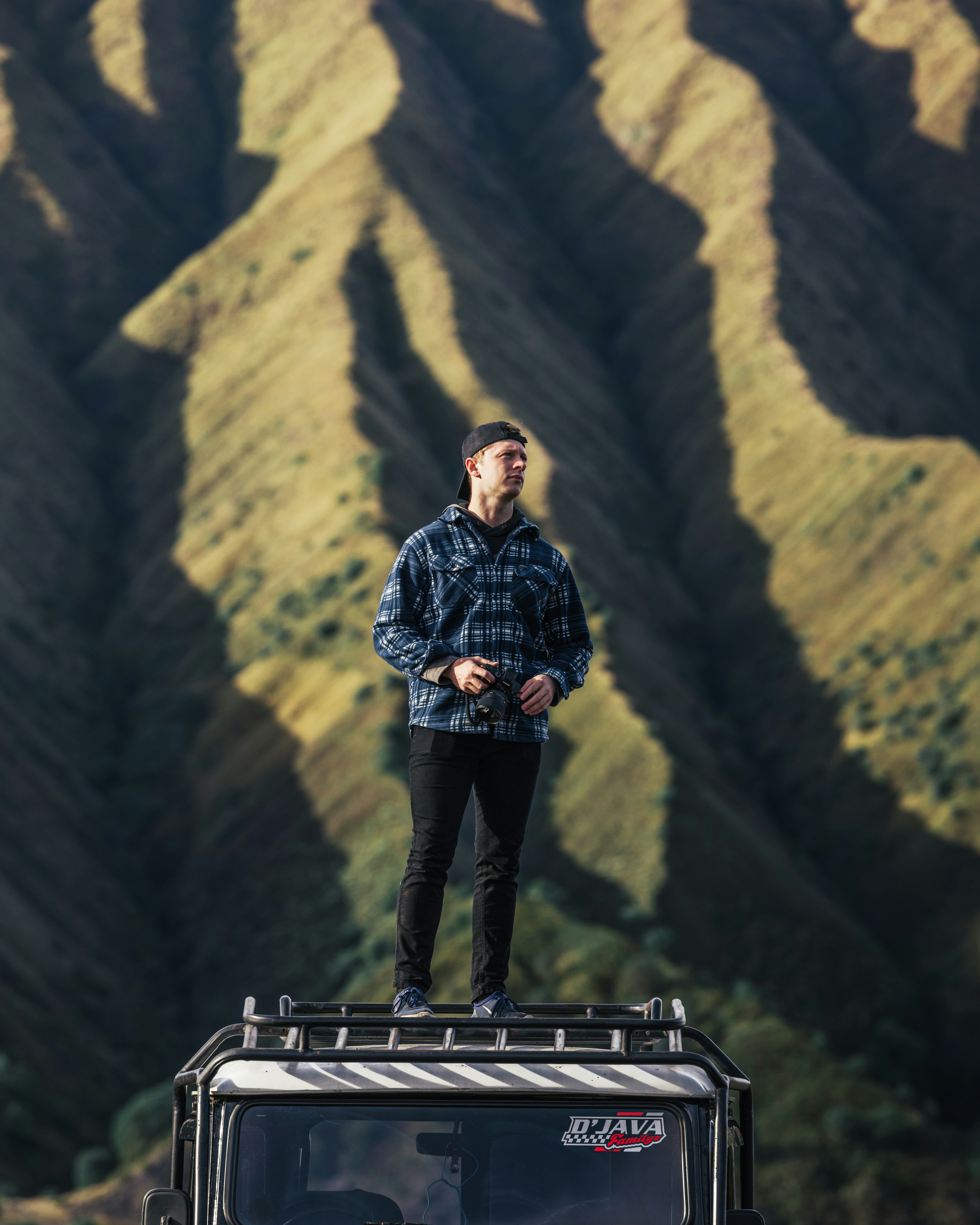 Foto Un hombre parado encima de un vehículo – Imagen Java Oriental ...