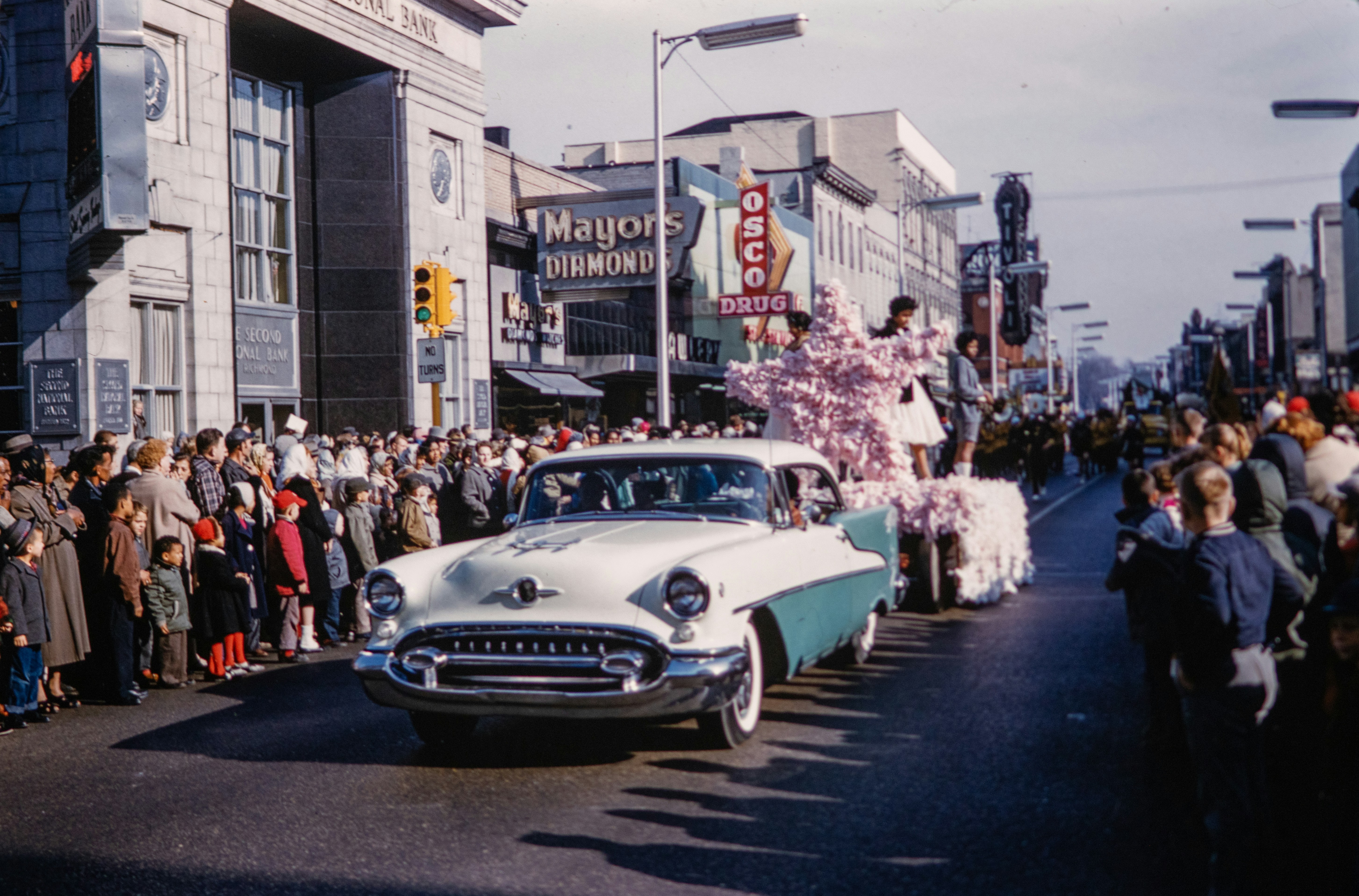 A crowd of people watching a parade go by photo – Free People Image on ...
