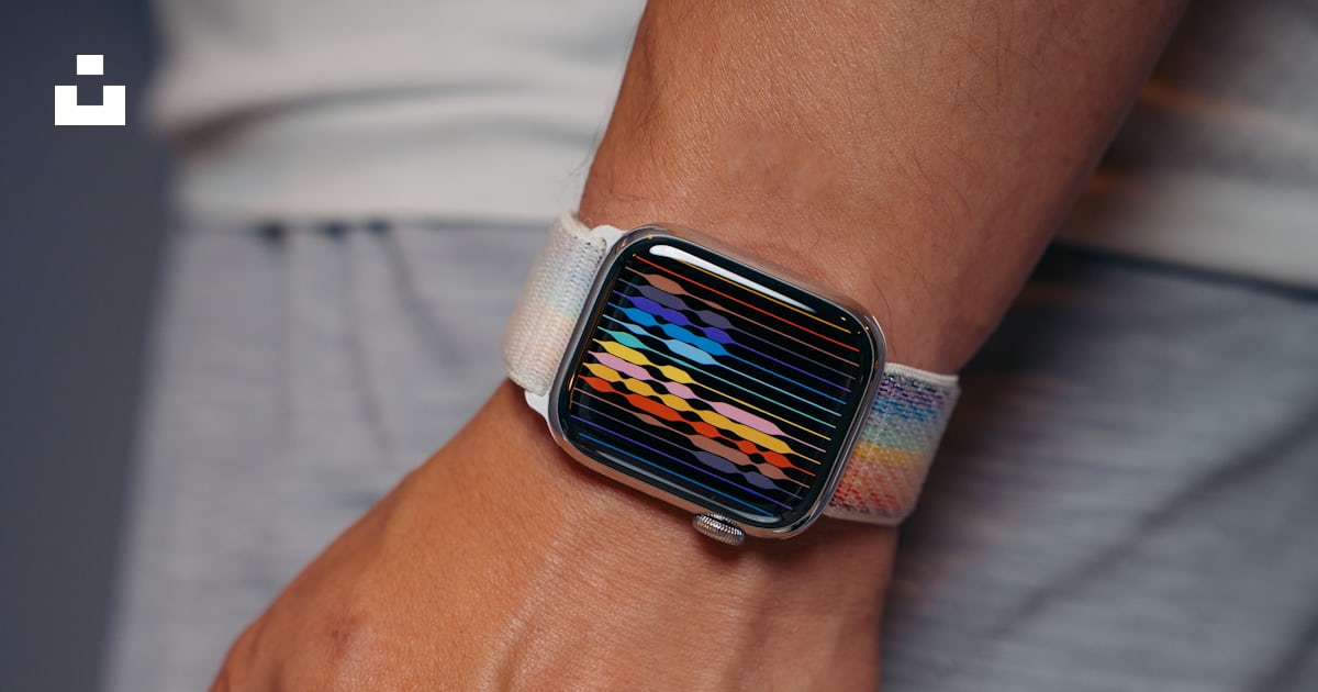 시계를 차고 있는 사람의 클로즈업 사진 Unsplash의 무료 Apple Watch 이미지