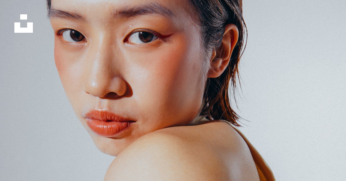흰색 탱크탑을 입은 여성이 사진을 위해 포즈를 취하고 있다 사진 Unsplash의 무료 초상 이미지