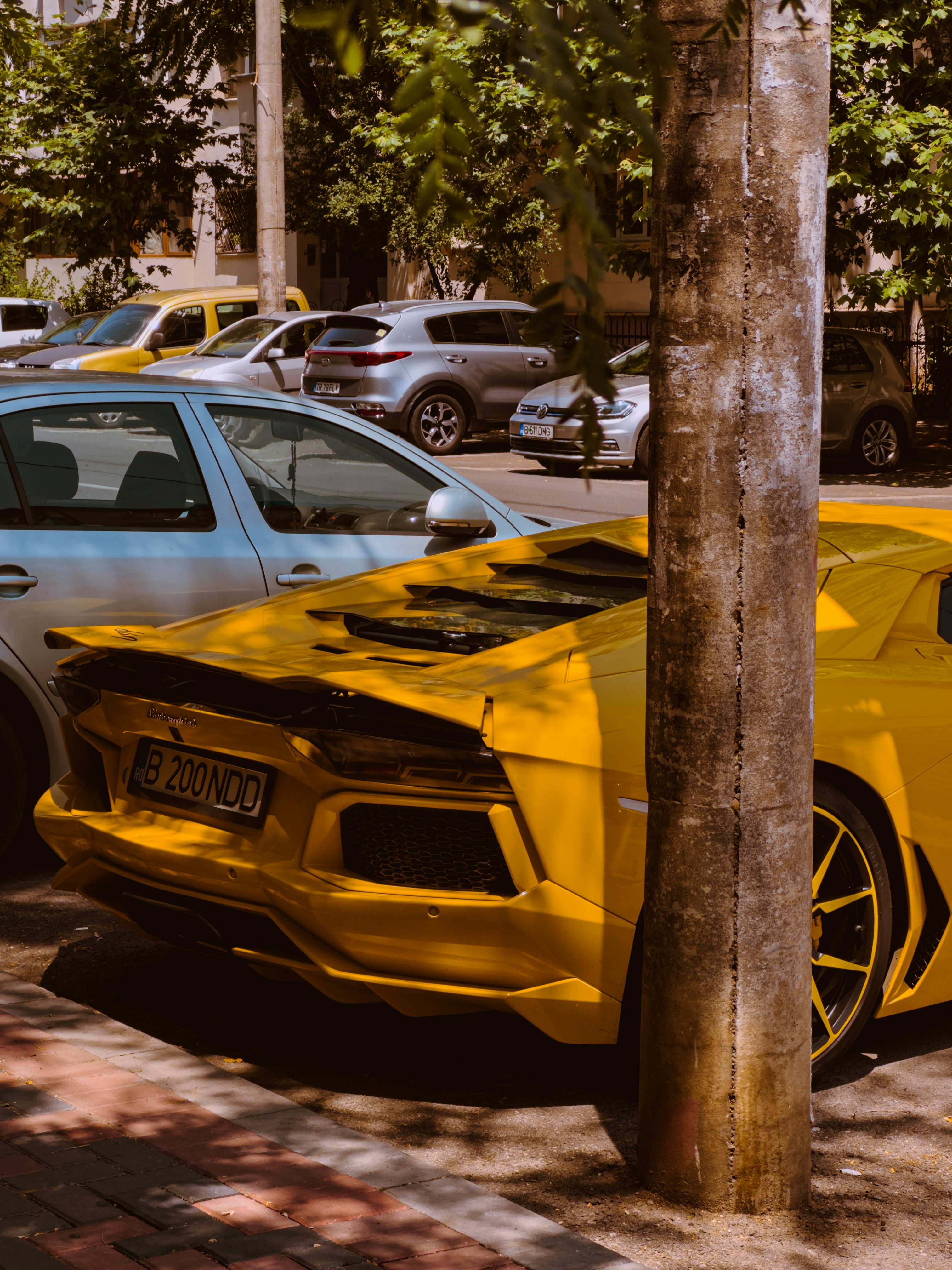 Foto Un coche deportivo amarillo estacionado al costado de la carretera ...