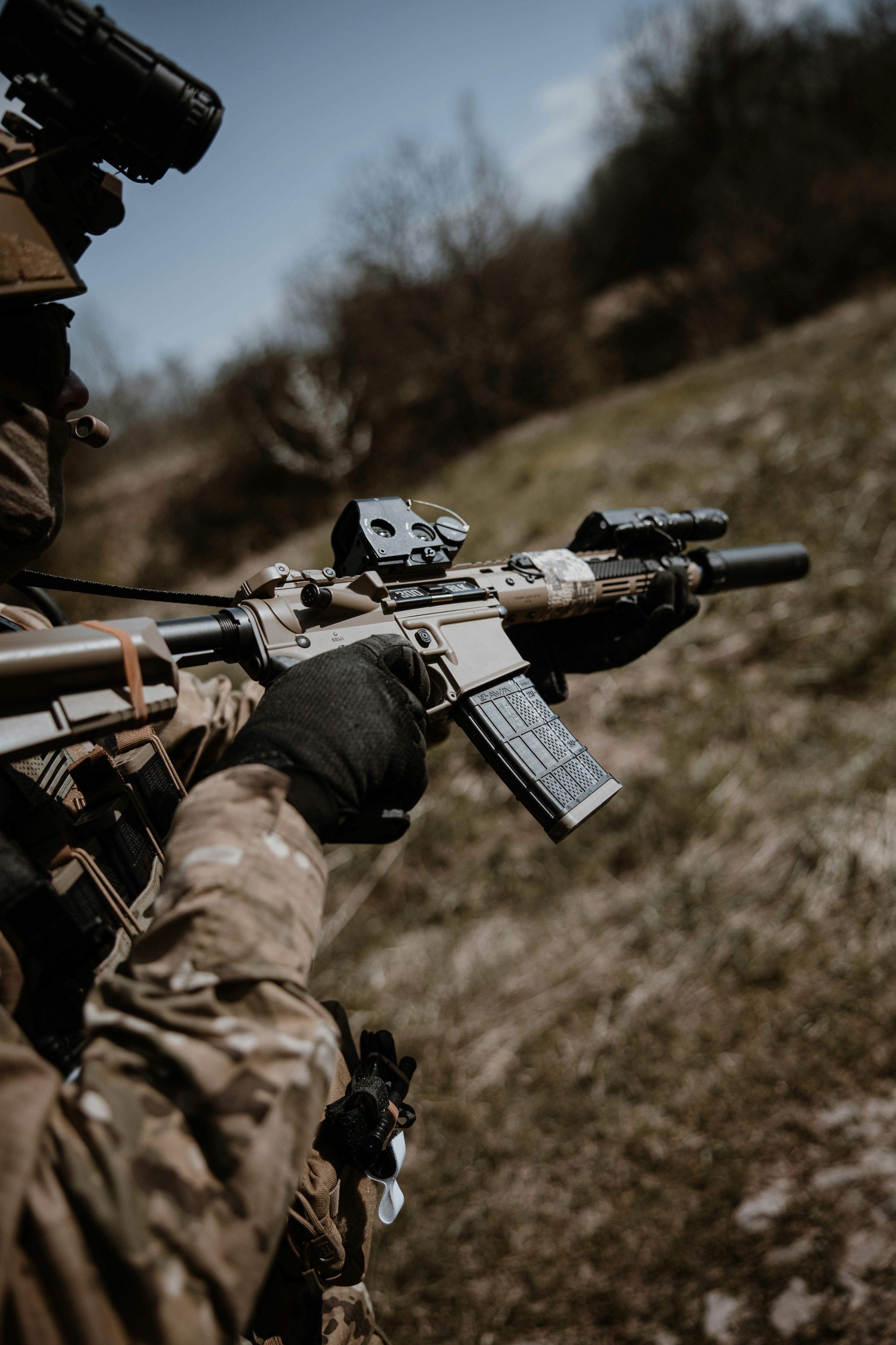 Foto Un hombre sosteniendo un rifle en la mano – Imagen Equipo táctico ...