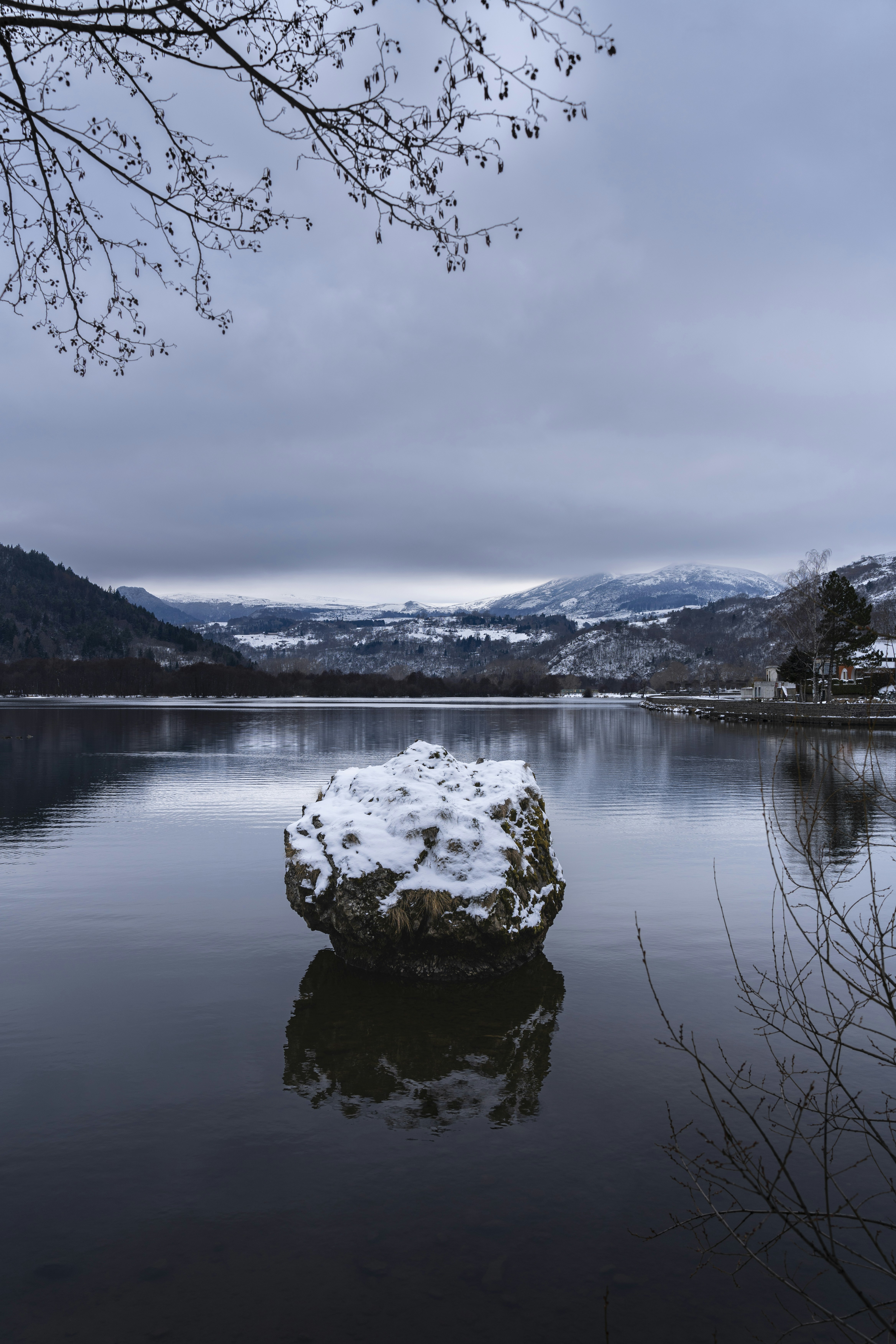 Un gros rocher au milieu d’un lac photo – Photo La france Gratuite sur ...