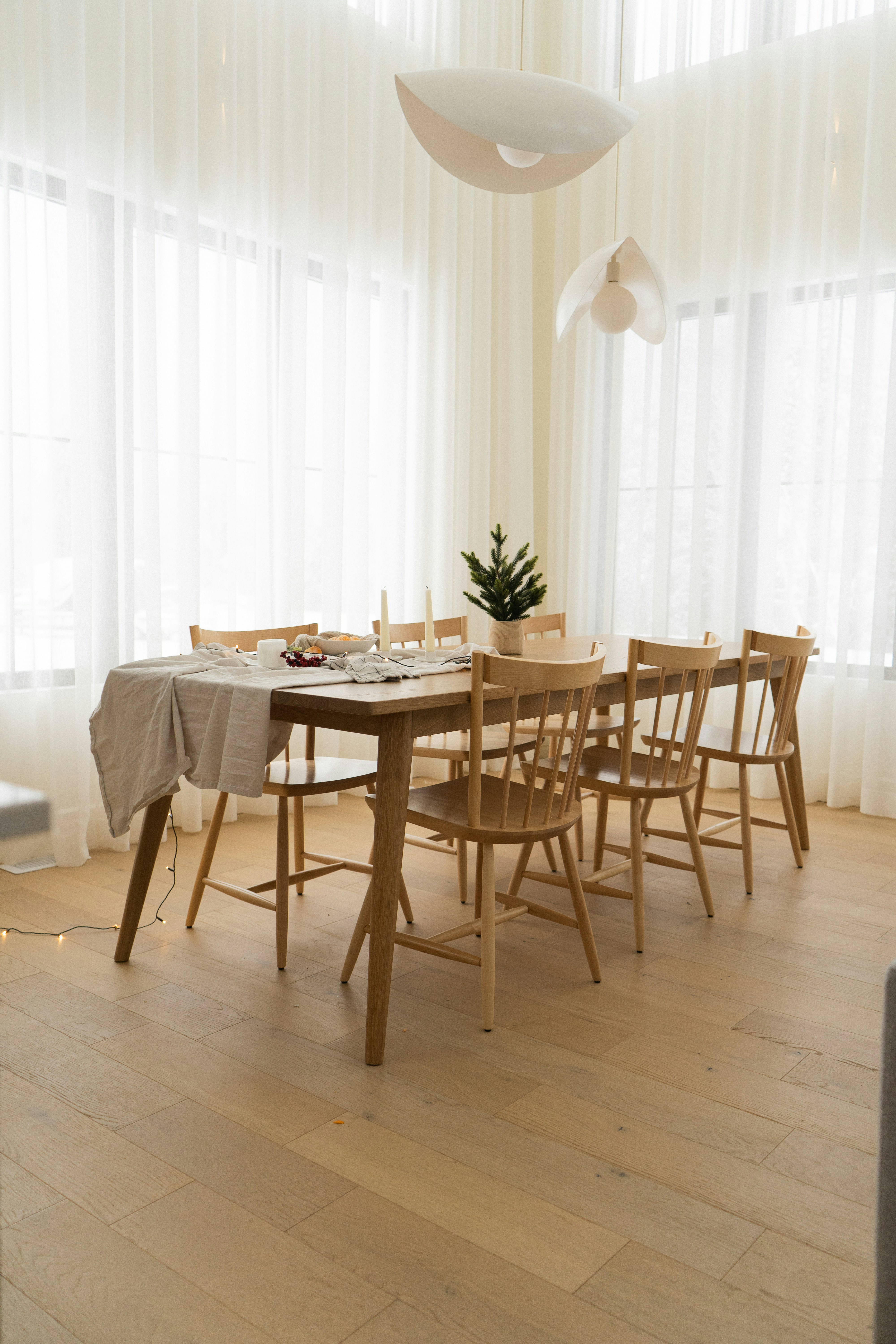 A dining room with a table and chairs photo – Free Table Image on Unsplash
