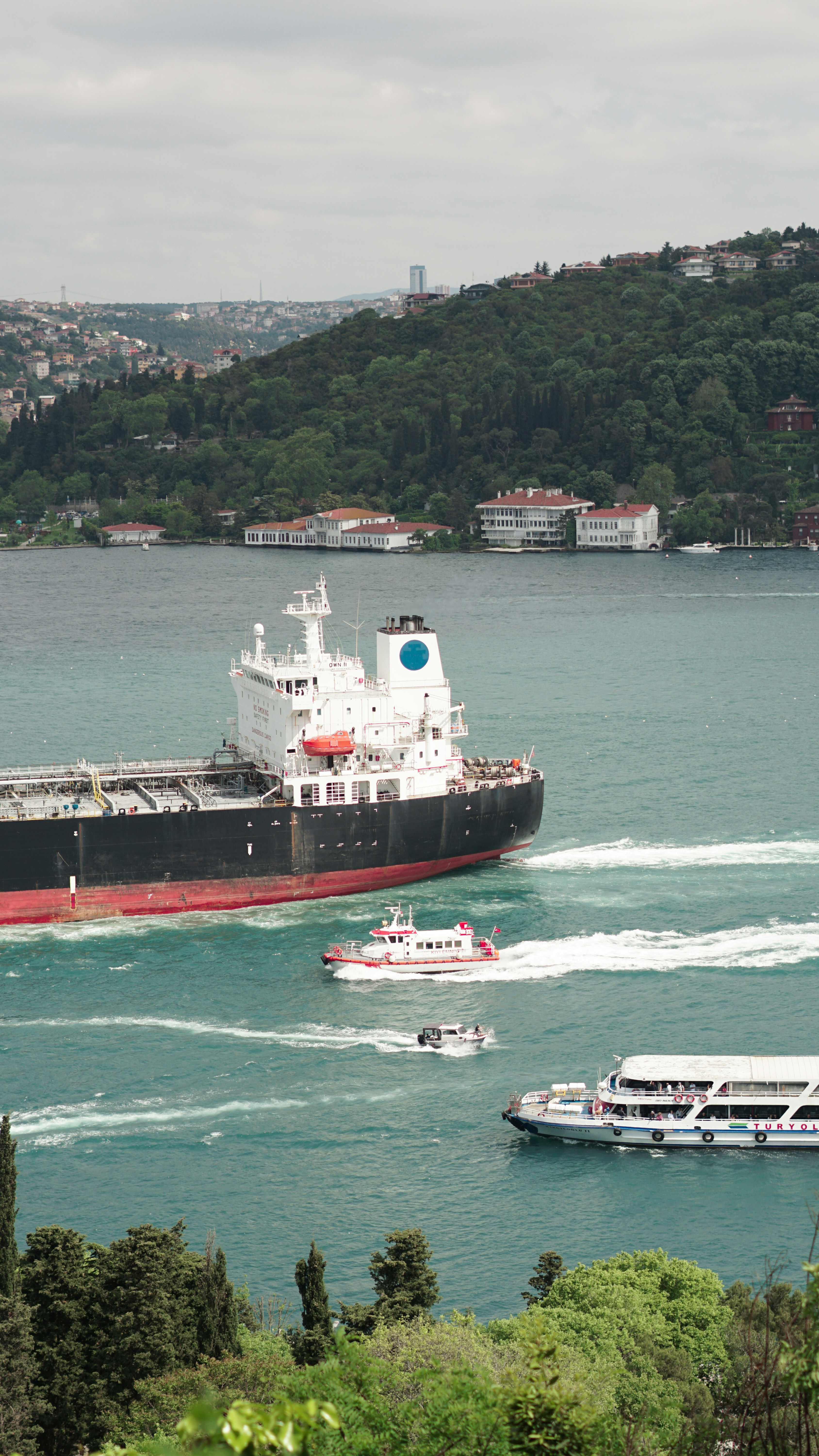 Un grand cargo au milieu d’un plan d’eau photo – Image gratuite de Tour ...