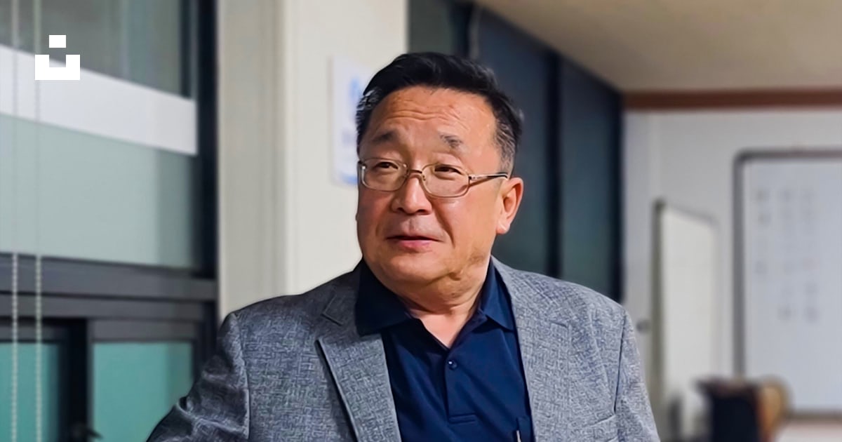 사무실에서 프린터 옆에 서 있는 남자 사진 Unsplash의 무료 경영자 이미지