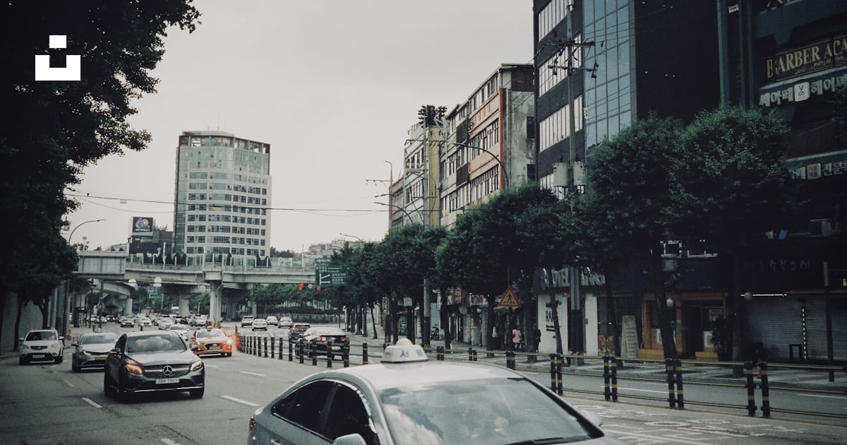 고층 빌딩 옆 거리를 달리는 자동차 사진 Unsplash의 무료 서울 이미지