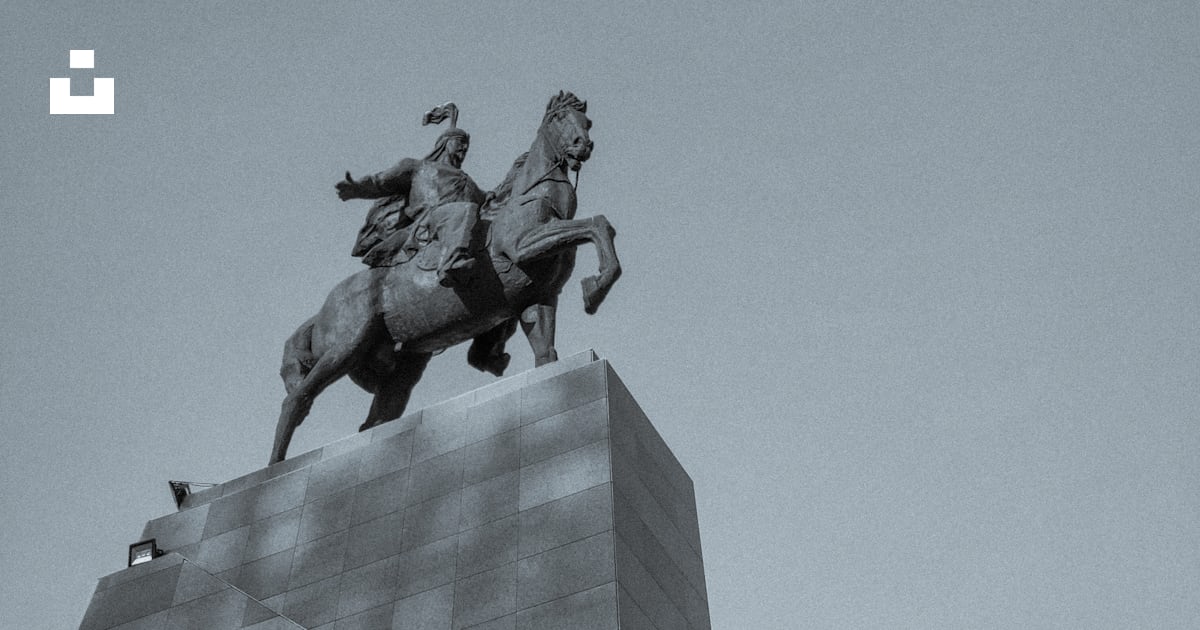 Ein Schwarz-Weiß-Foto einer Statue eines Mannes, der auf einem Pferd ... Ein Schwarz-Weiß-Foto einer Statue eines Mannes, der auf einem Pferd ...