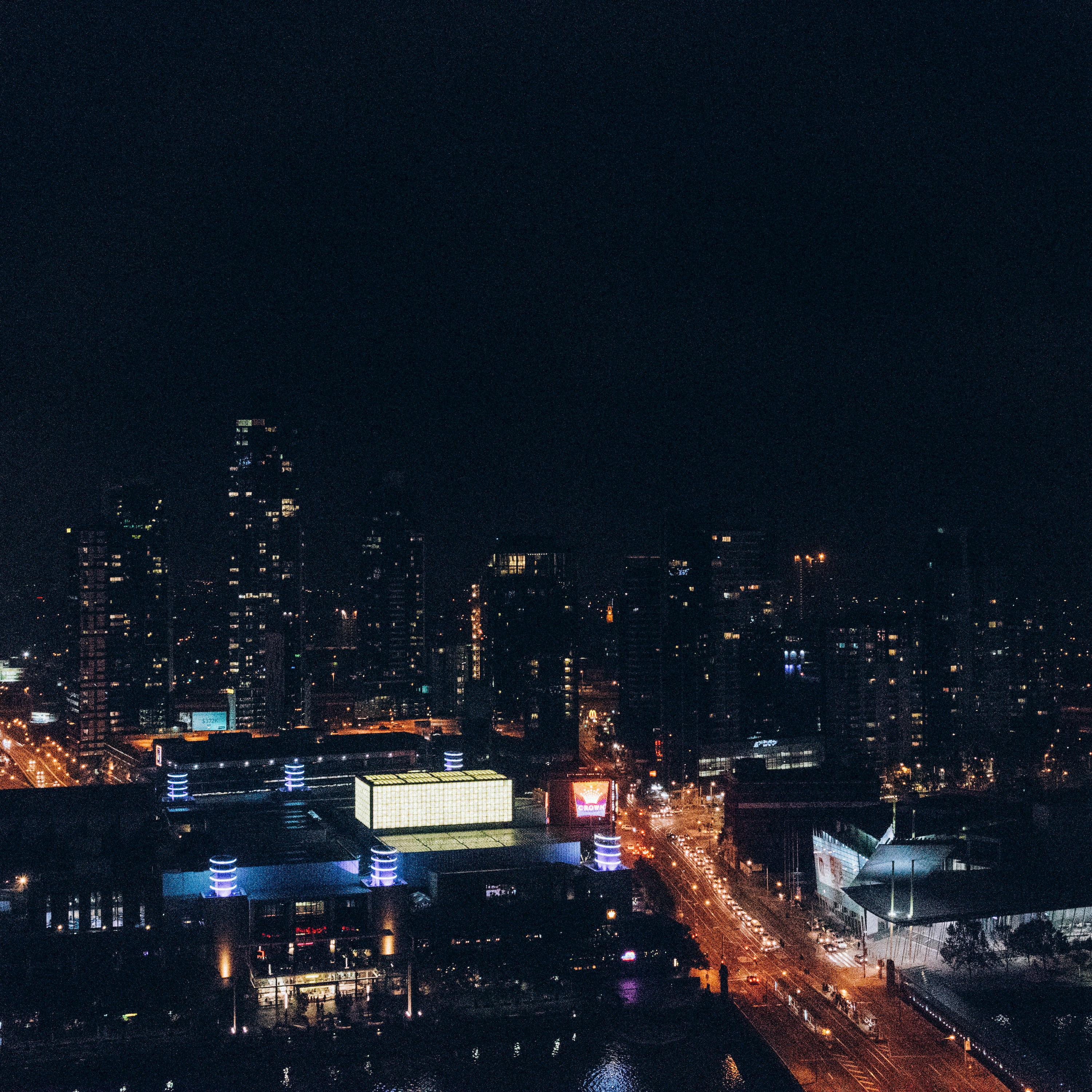 Rooftop Pulse: Neon Grid Over a Night City