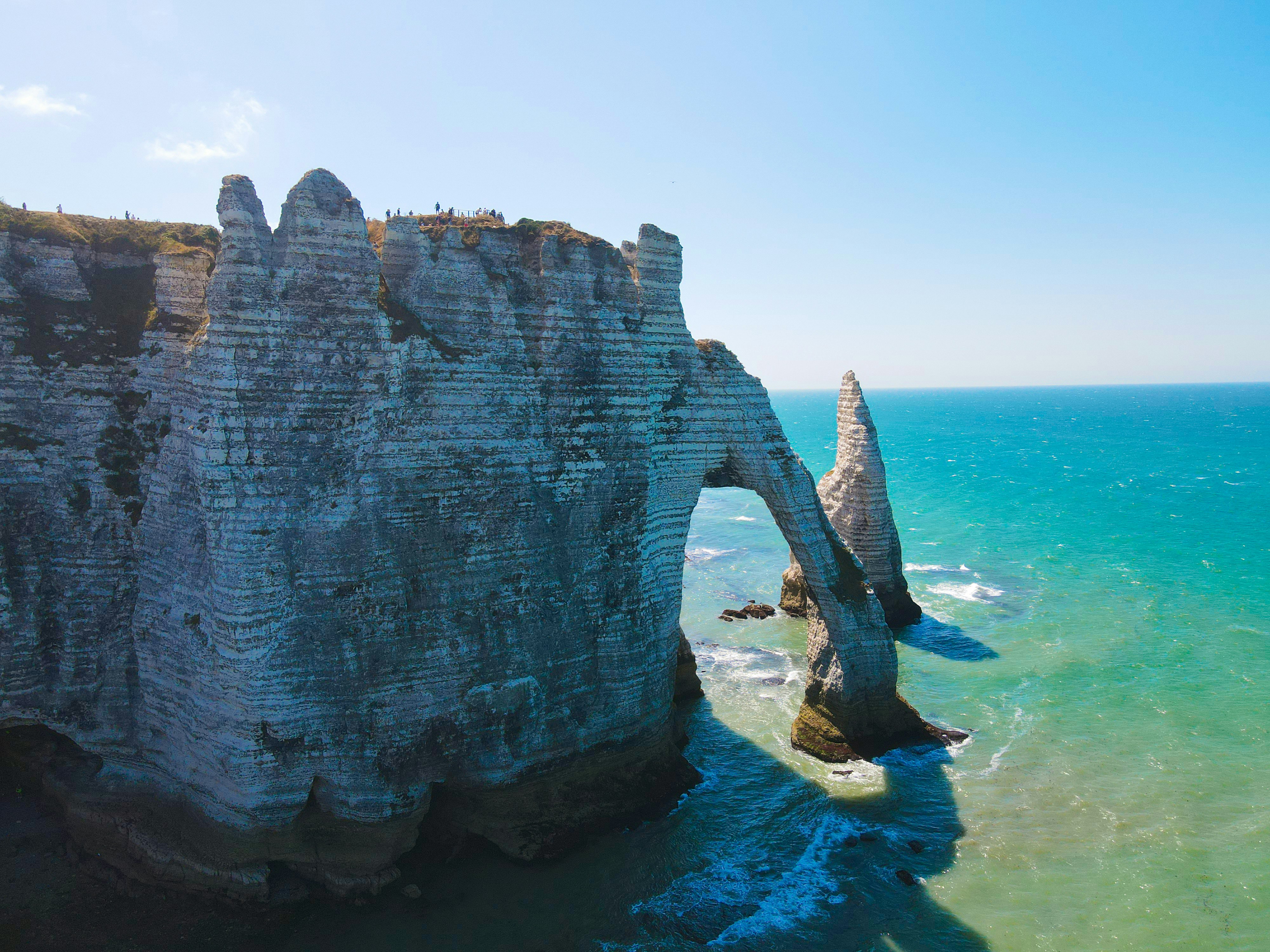 Une grande formation rocheuse au milieu d’un plan d’eau photo – Image ...