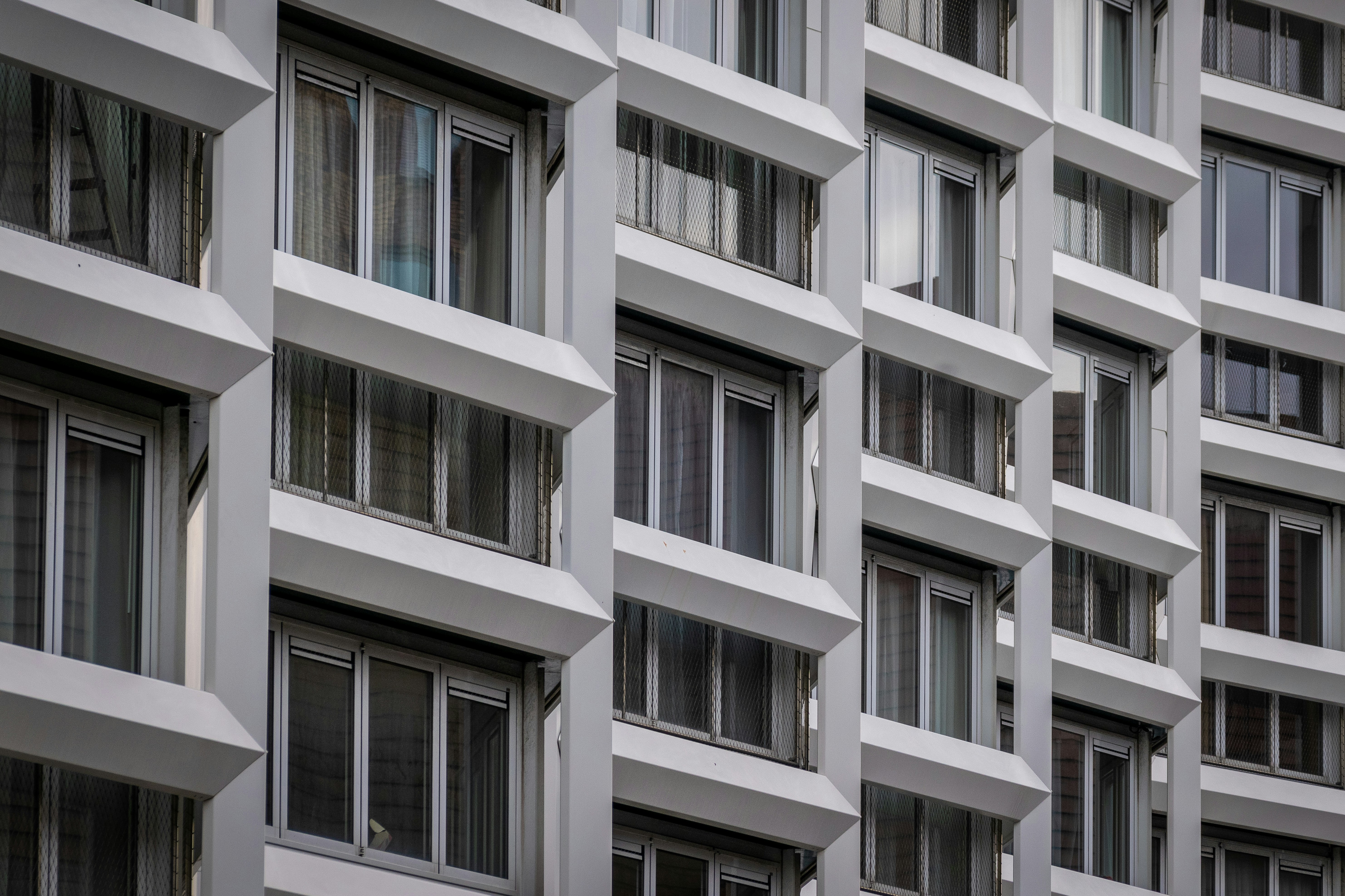 Foto Un edificio muy alto con muchas ventanas – Imagen Zaandam gratis ...