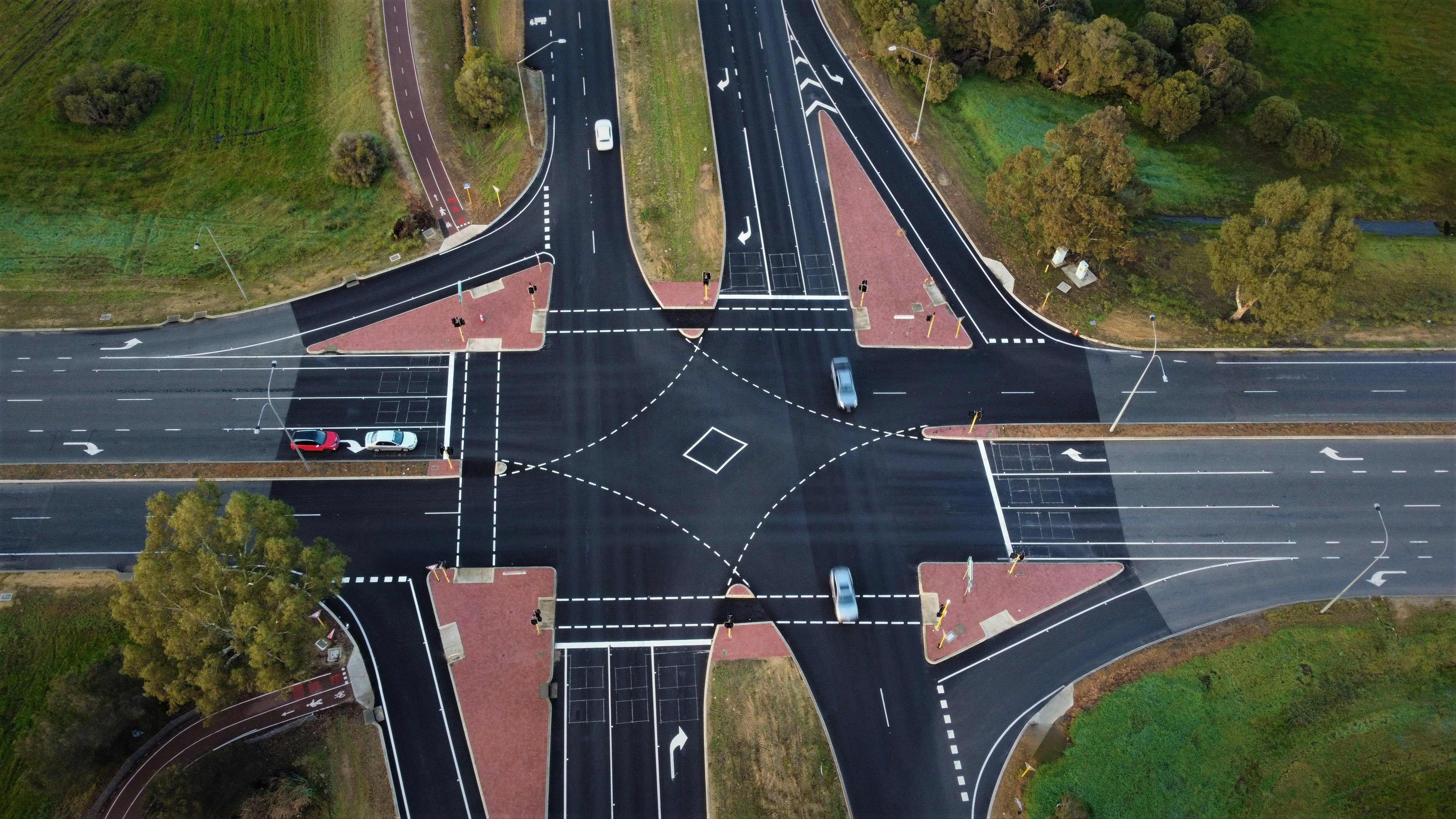 Foto Una vista aérea de una intersección de calles en una ciudad ...