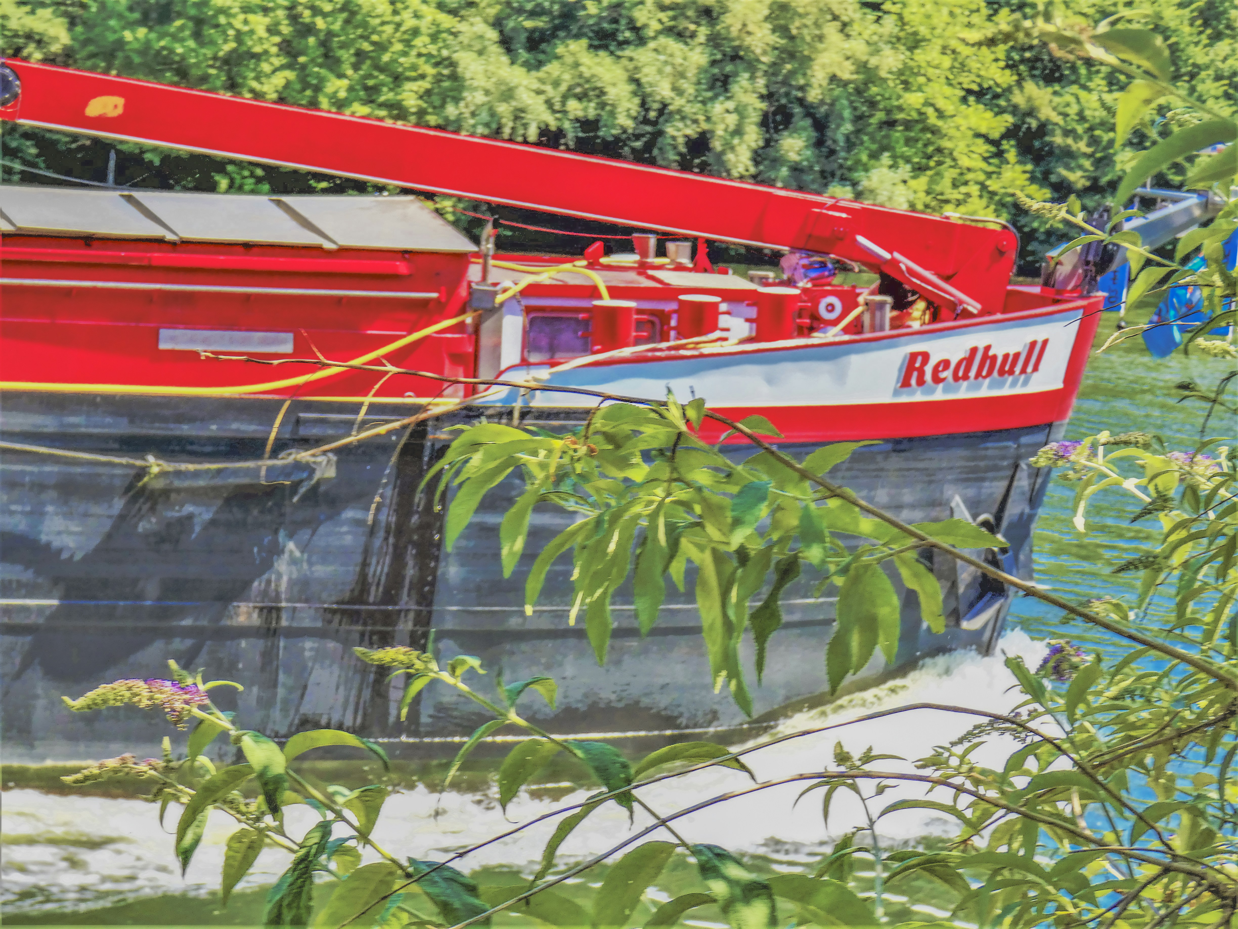 Une péniche au nom de Redbull voguant sur la Seine. Photo en prêt de LBNadine2023,