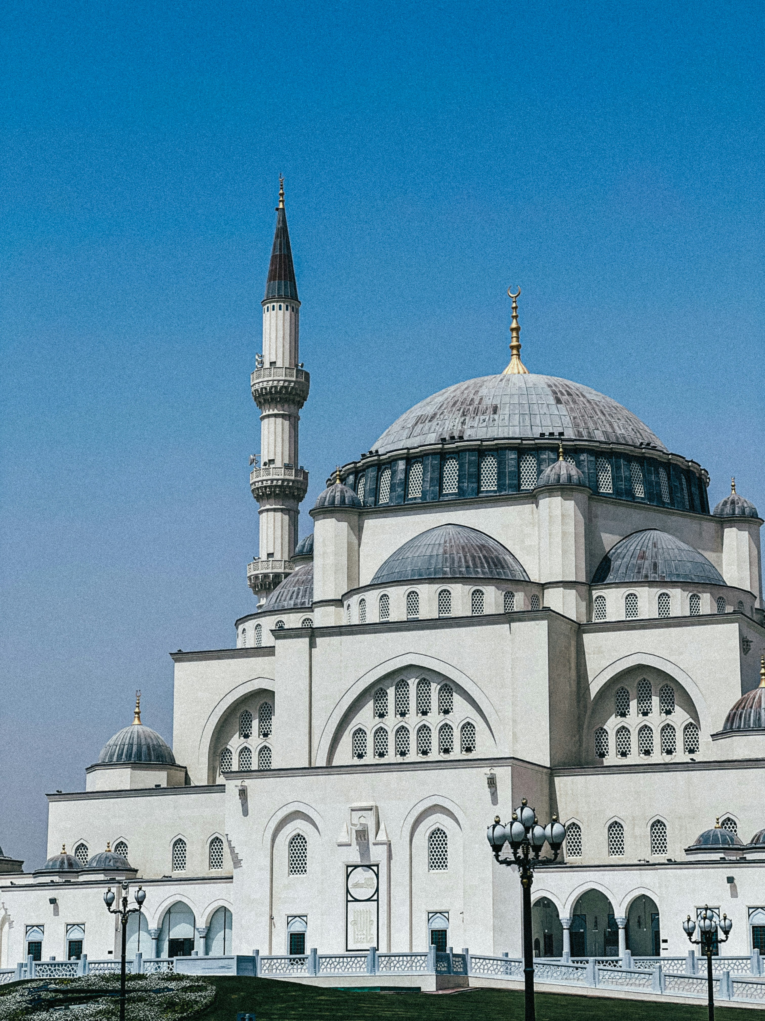 Un grand bâtiment blanc avec une horloge sur le côté photo – Photo ...