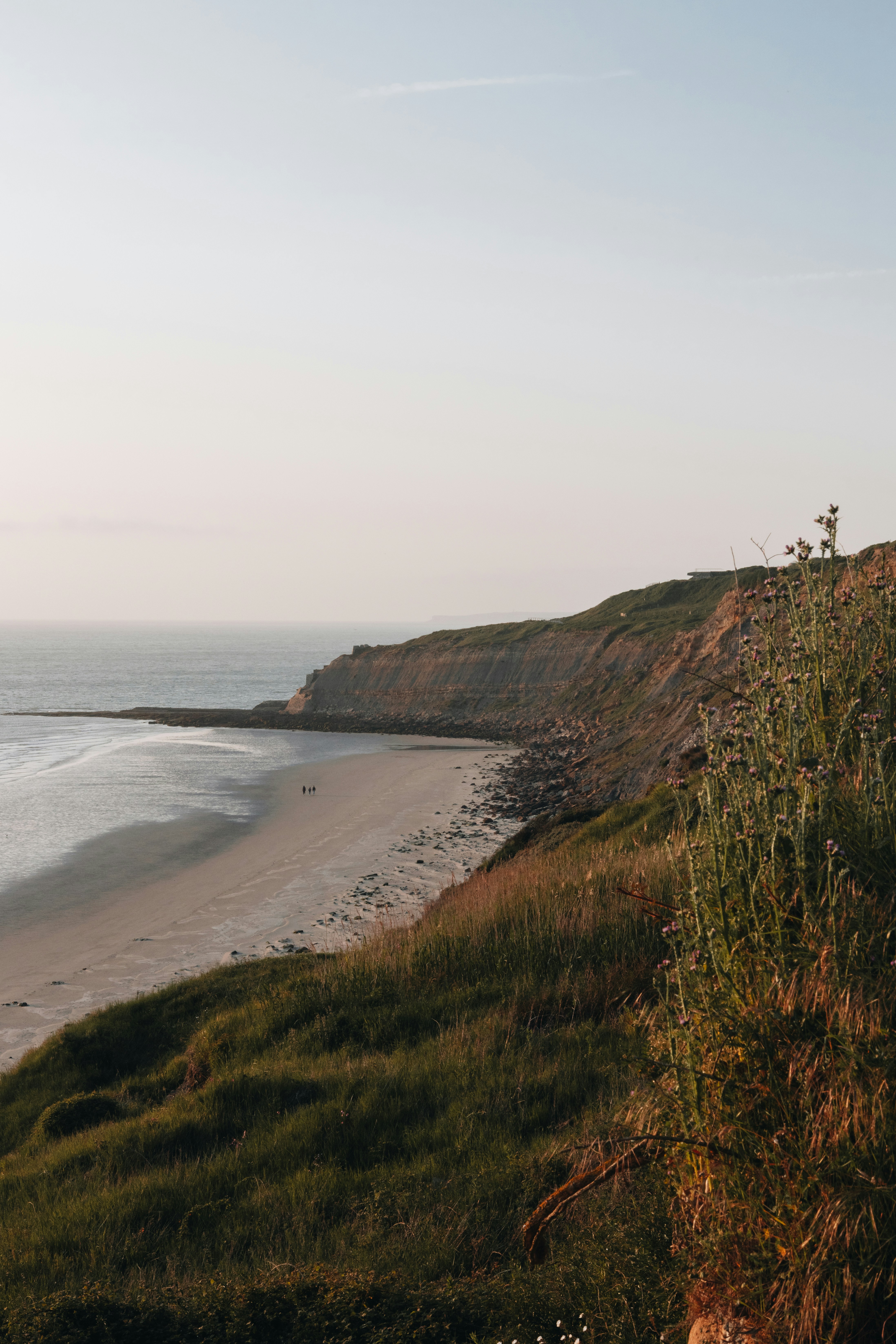 A view of a beach and a body of water photo – Free Nature Image on Unsplash