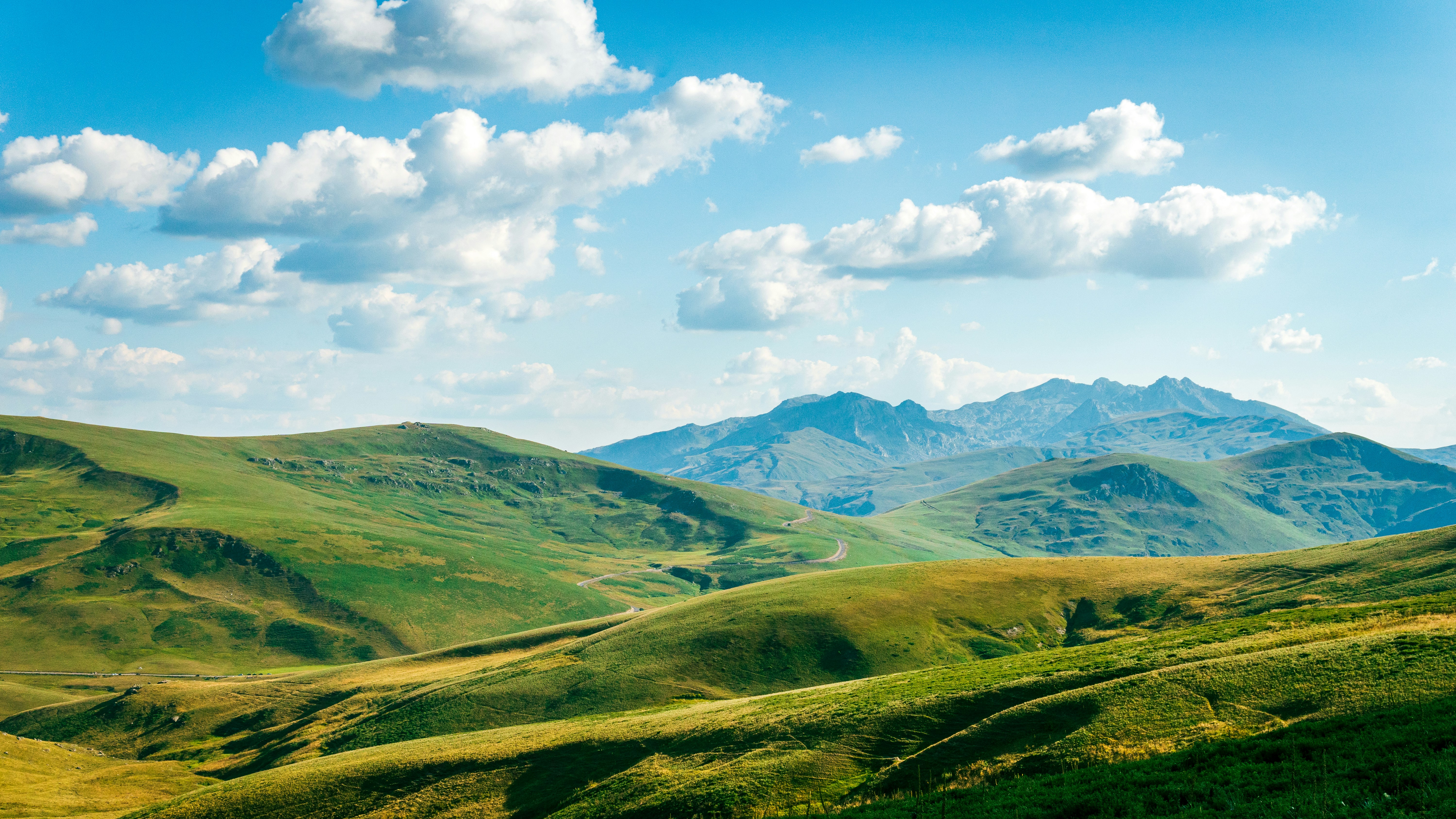 Foto Pemandangan indah lembah hijau dengan latar belakang pegunungan ...