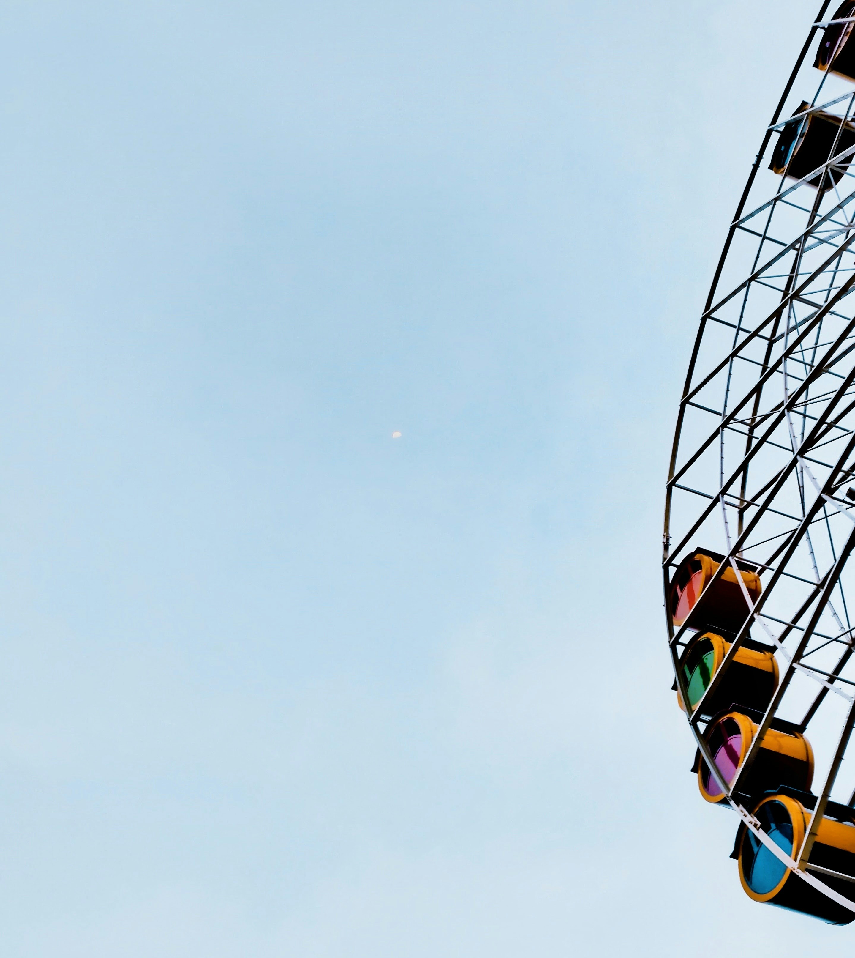 A ferris wheel and a traffic light against a blue sky photo – Free Moon ...