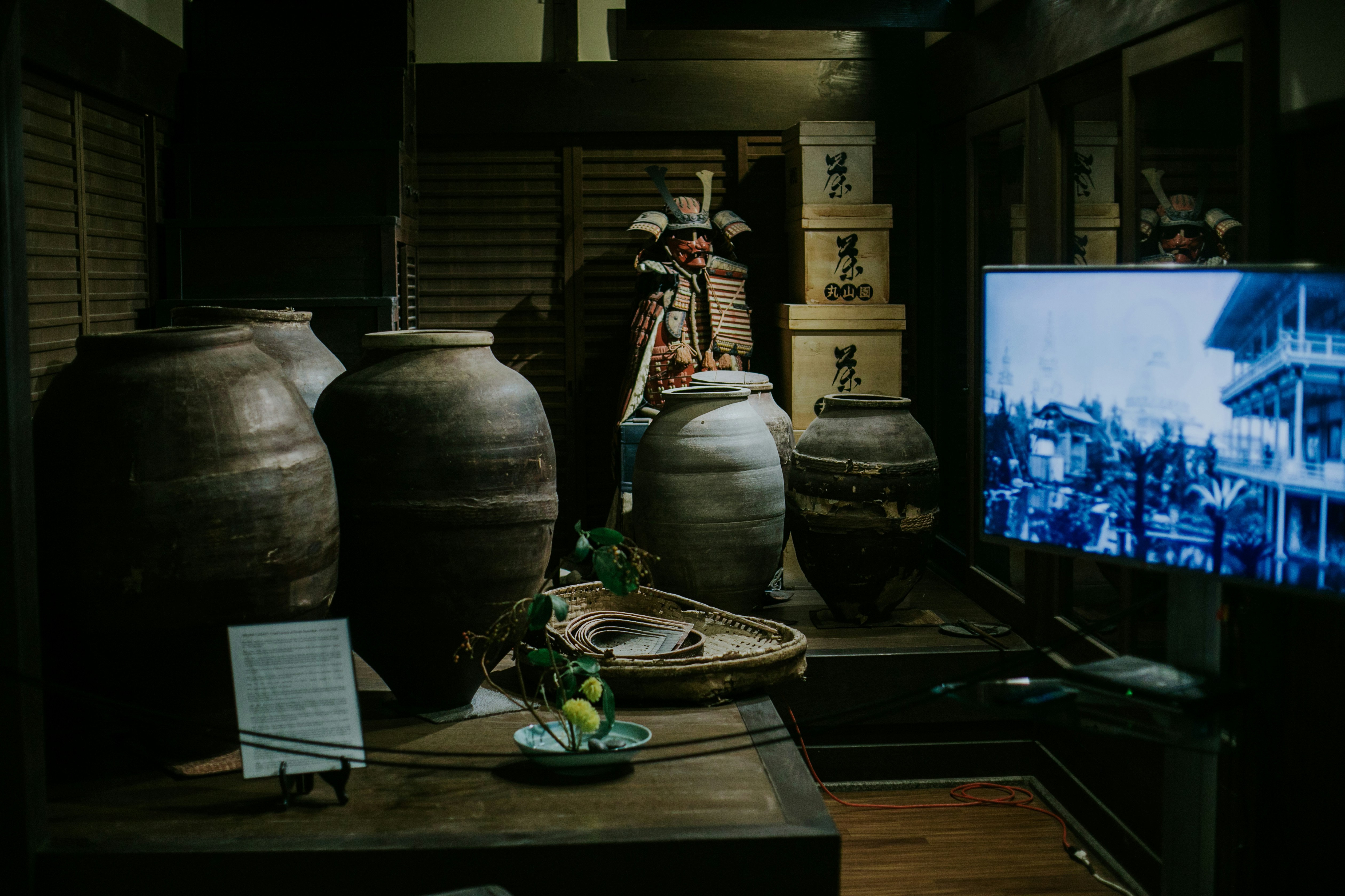 Quiet Corridor of Ceramics: Giant Jars, Armor Figures, and a Blue Screen