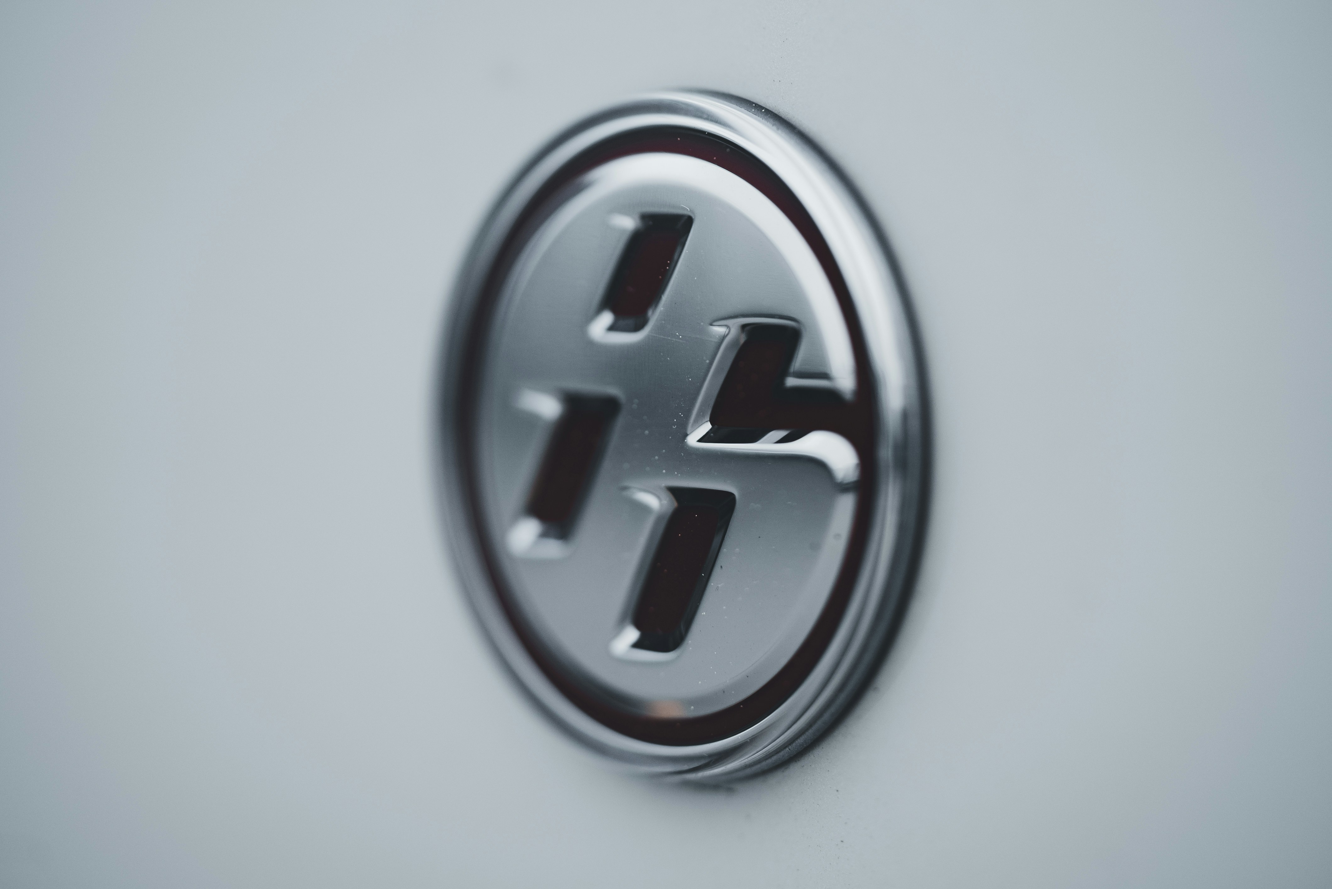 A close up of the emblem of a car photo – Free Machine Image on Unsplash