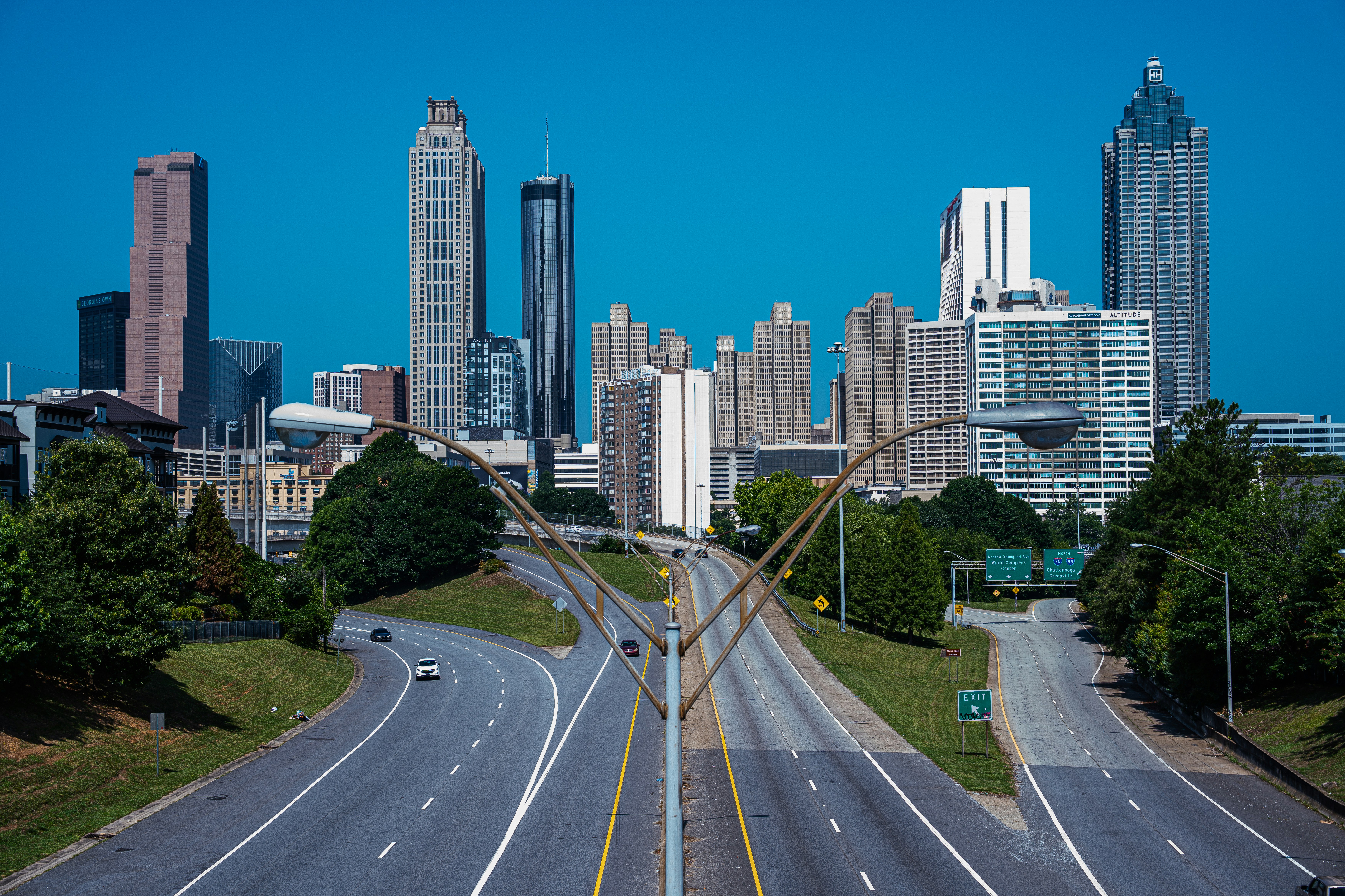 Une vue des toits d’une ville depuis une autoroute photo – Photo ...