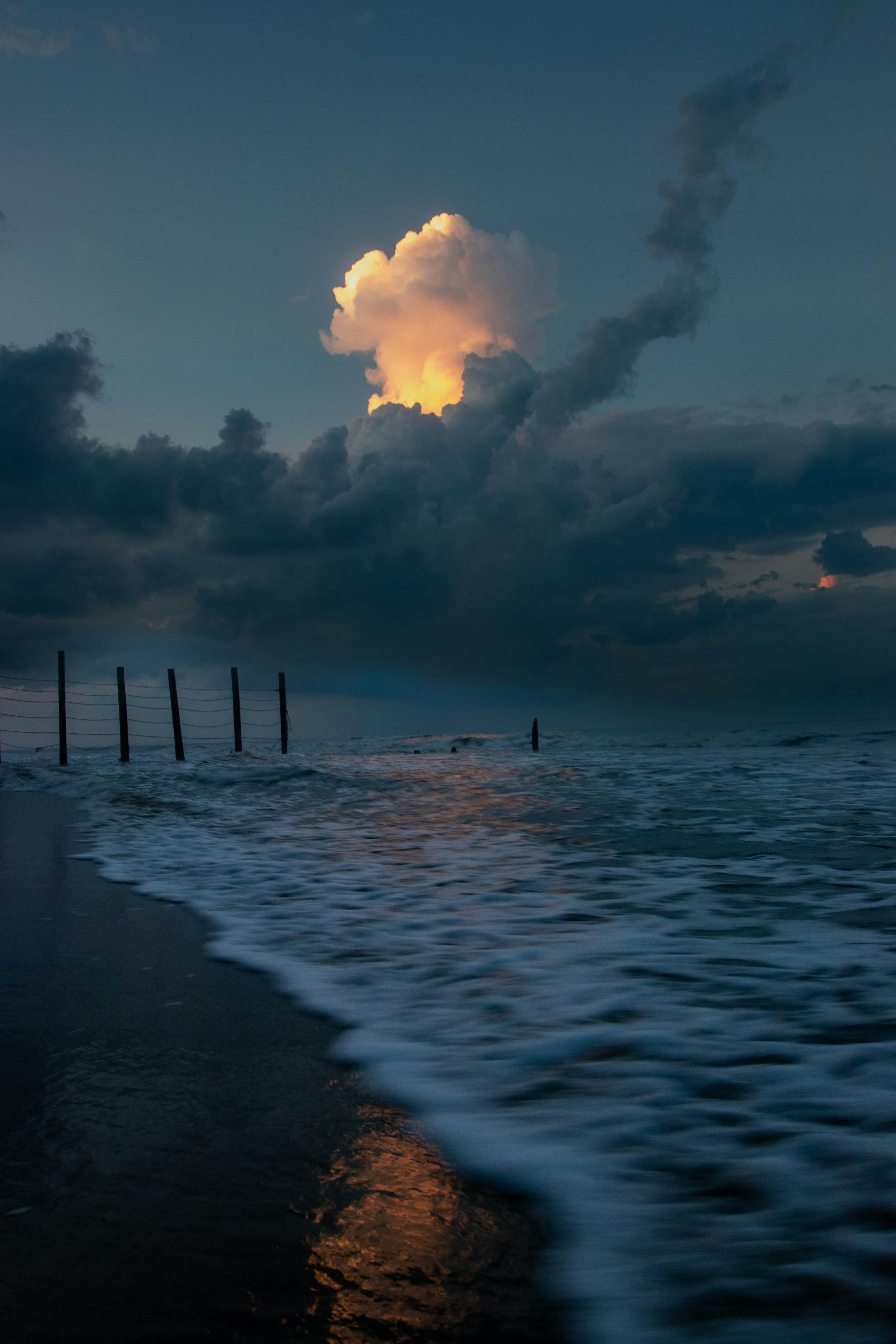 A cloudy sky over a body of water photo – Free Beach Image on Unsplash