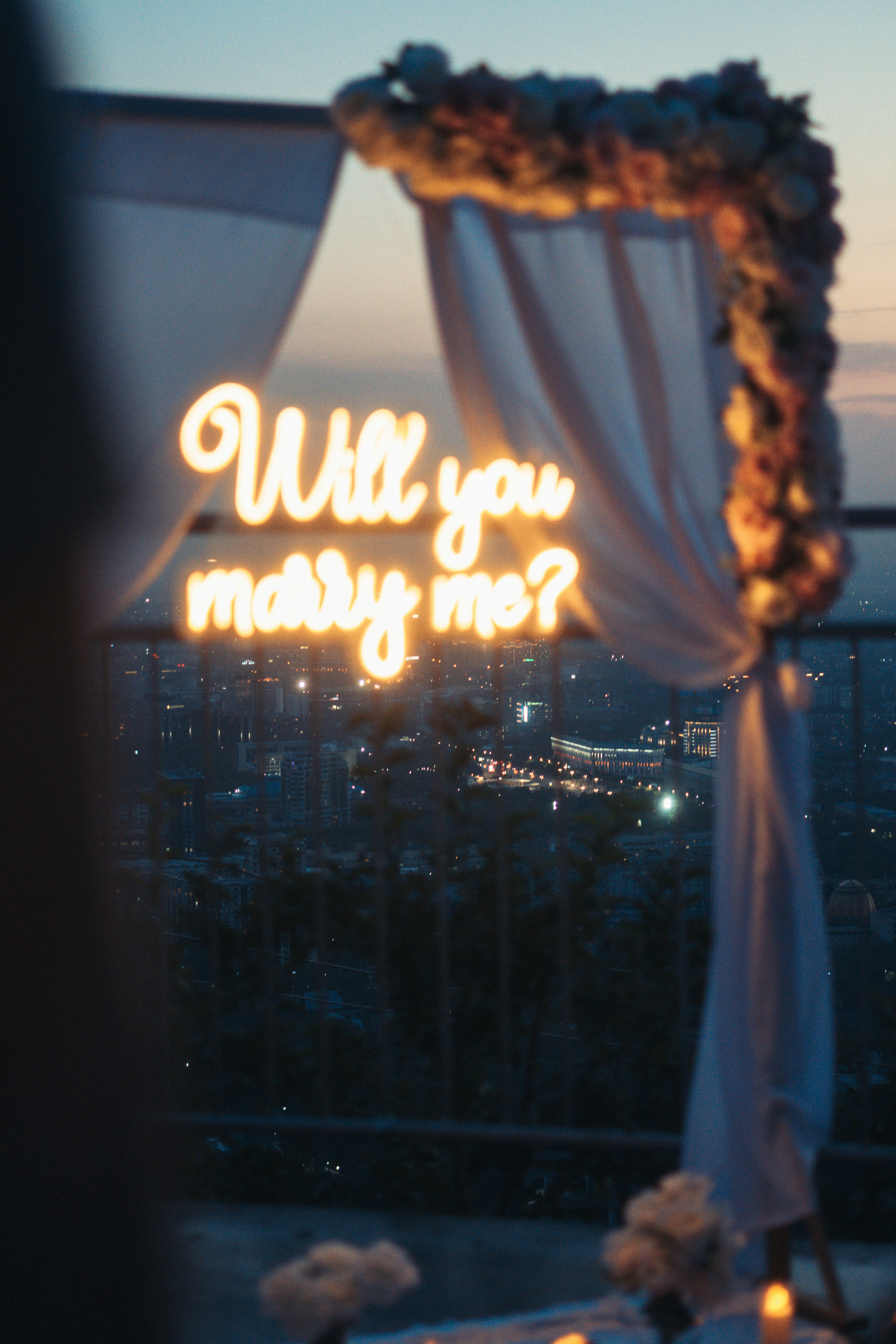 A sign that says will you marry me? photo – Free Kok tobe Image on Unsplash