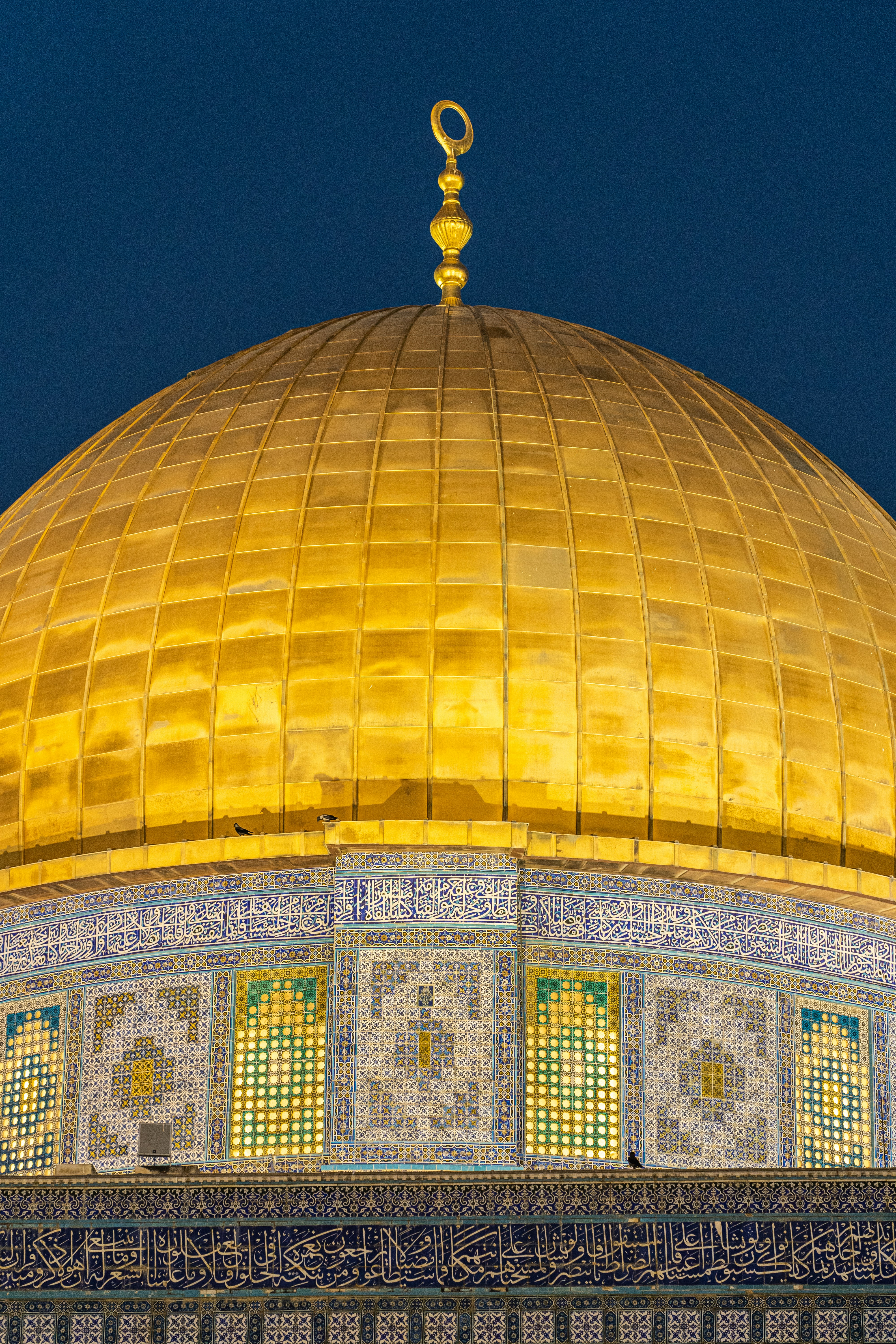 Foto Kubah sebuah bangunan menyala di malam hari – Gambar Yerusalem ...